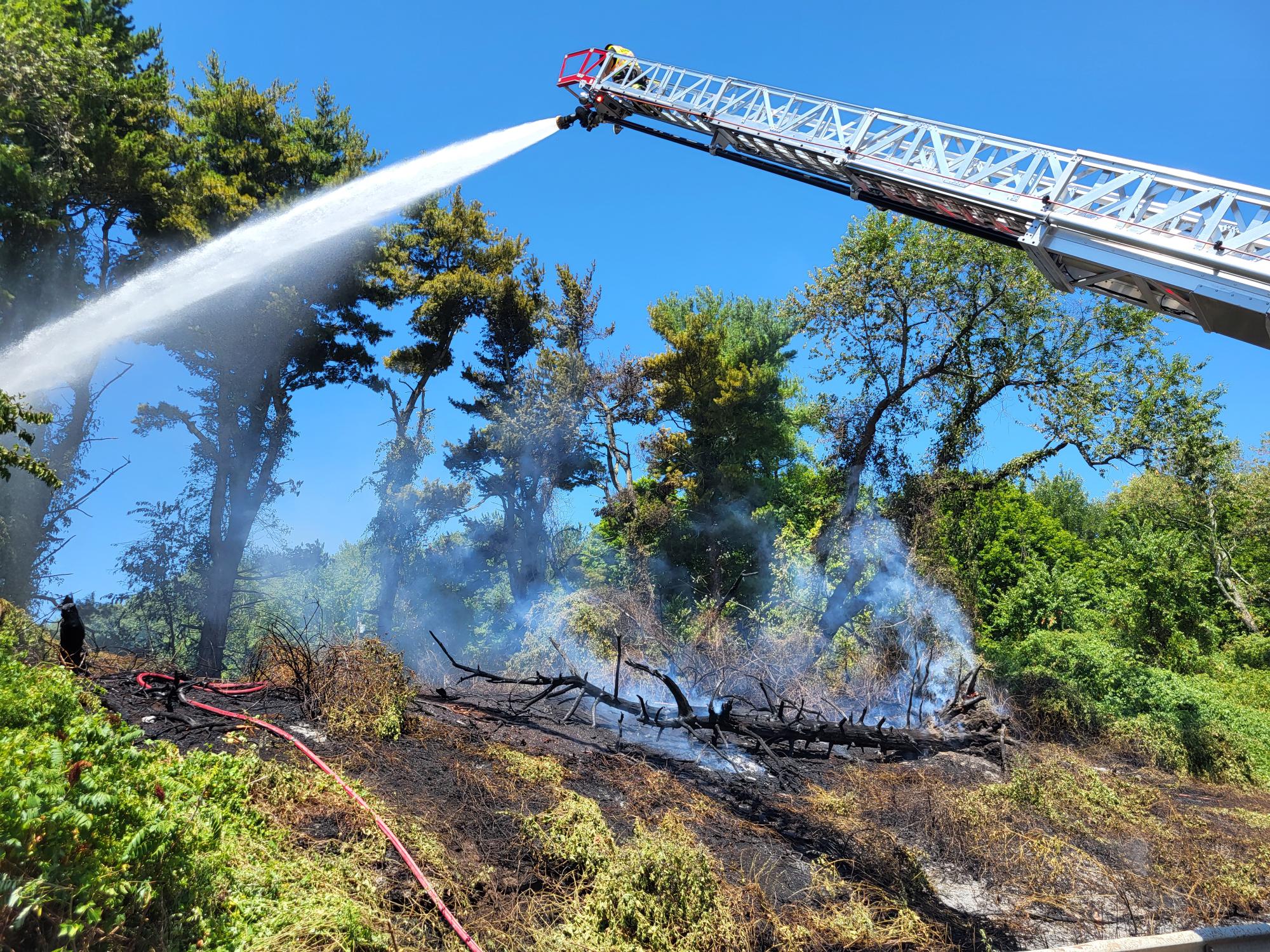 Crews put out large brush fire along I-95 in Fairfield, officials say