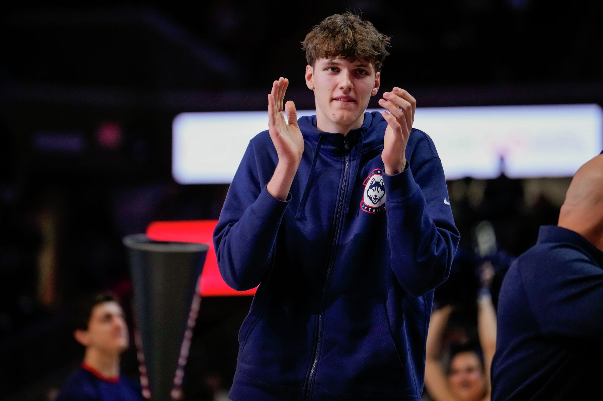 Why UConn's Dan Hurley is high on freshman center Eric Reibe
