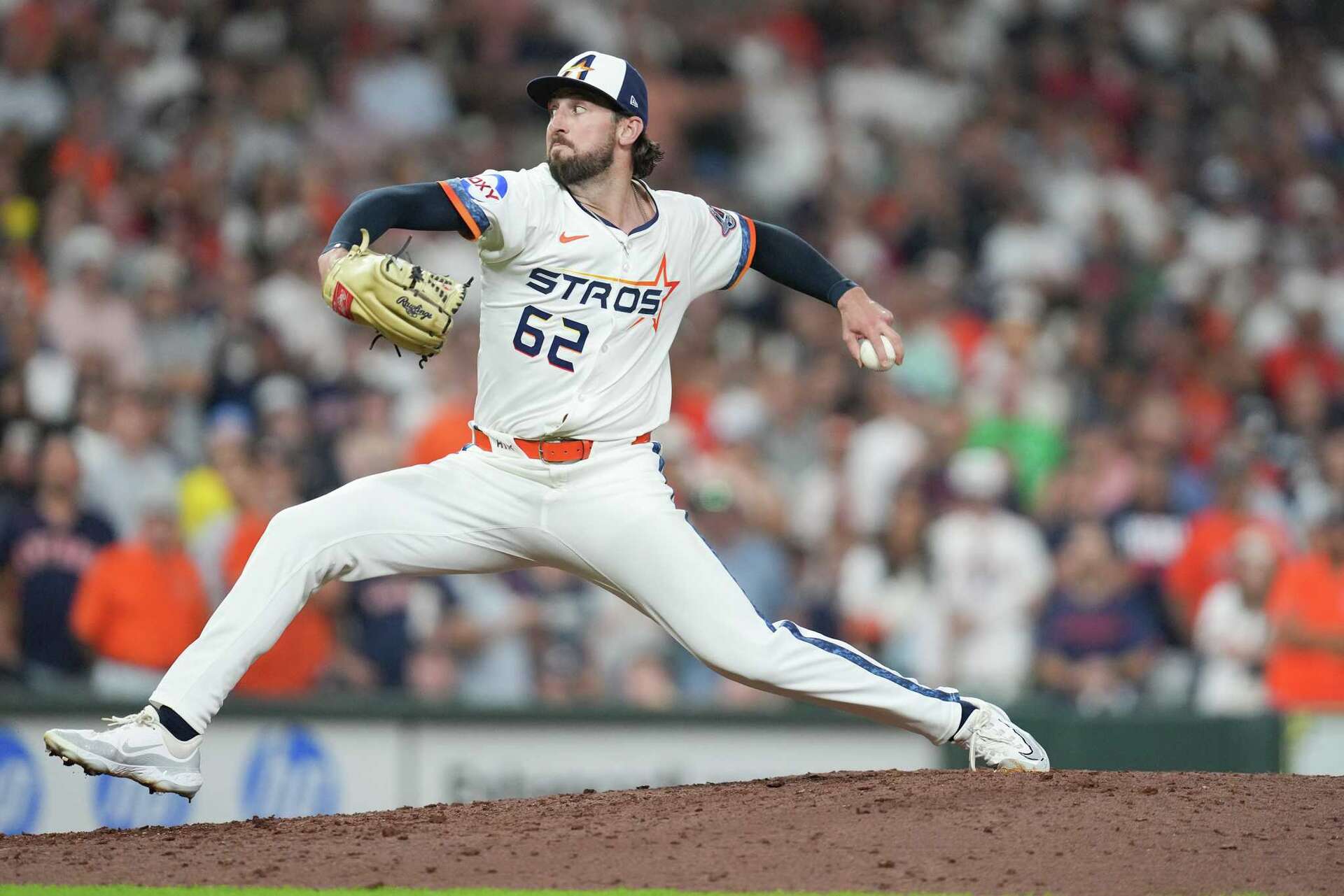 Houston Astros hang on to edge Boston Red Sox in series opener
