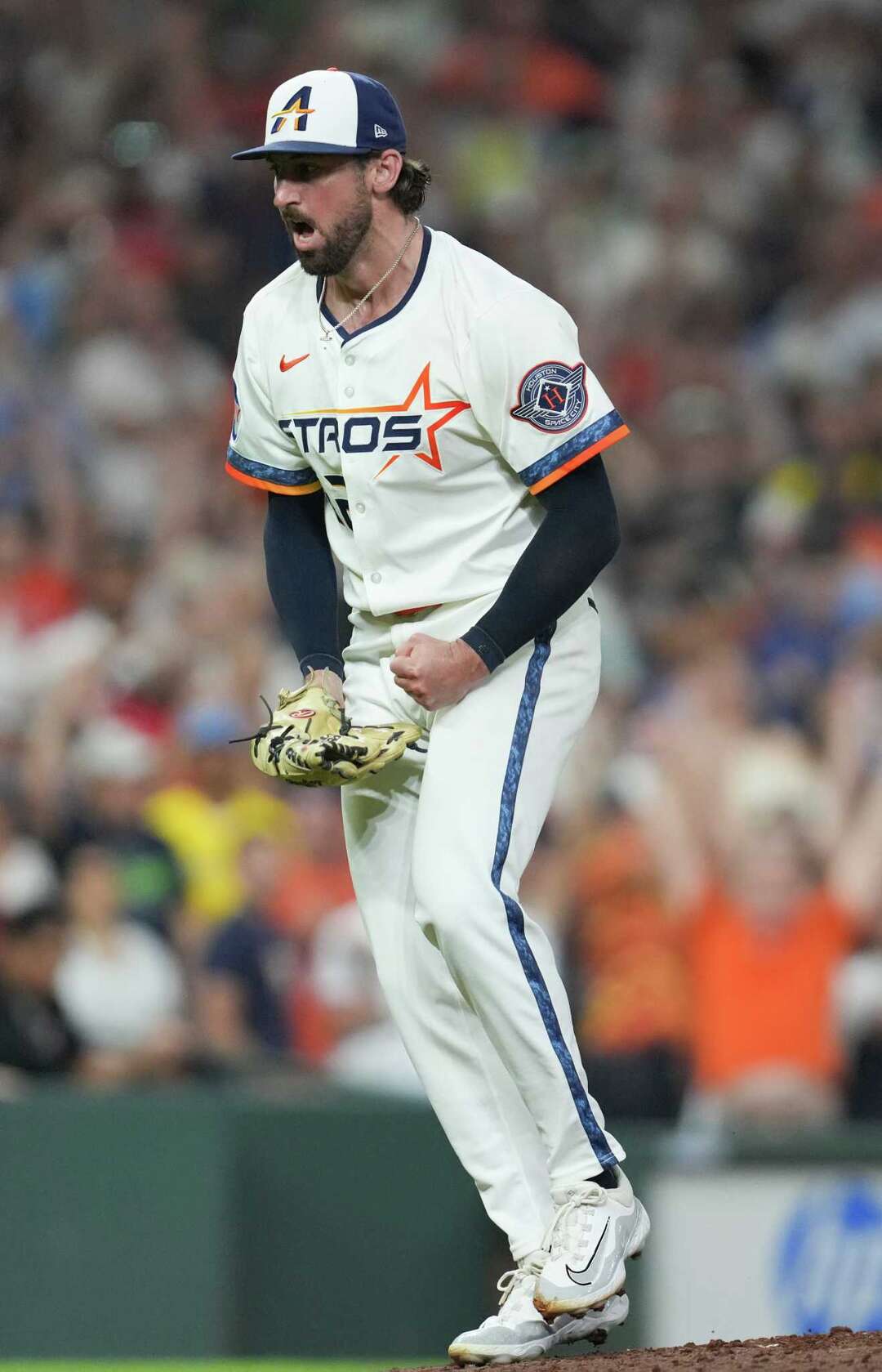 Houston Astros hang on to edge Boston Red Sox in series opener