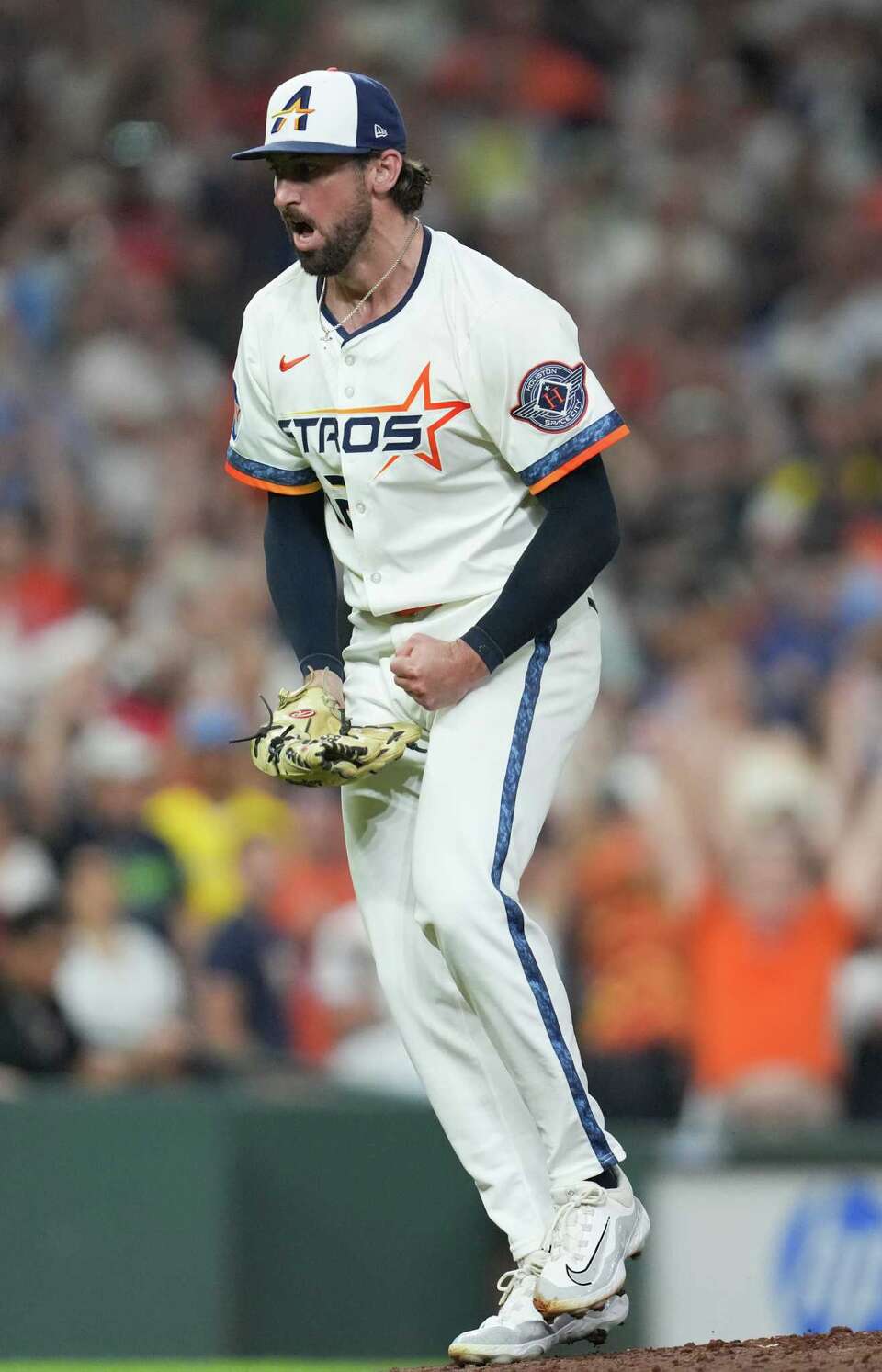Houston Astros hang on to edge Boston Red Sox in series opener