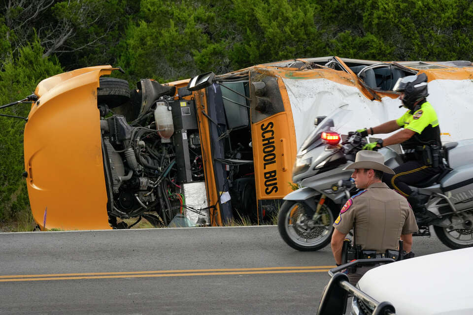15 kids, 1 adult injured in Leander ISD bus crash. Photos from scene