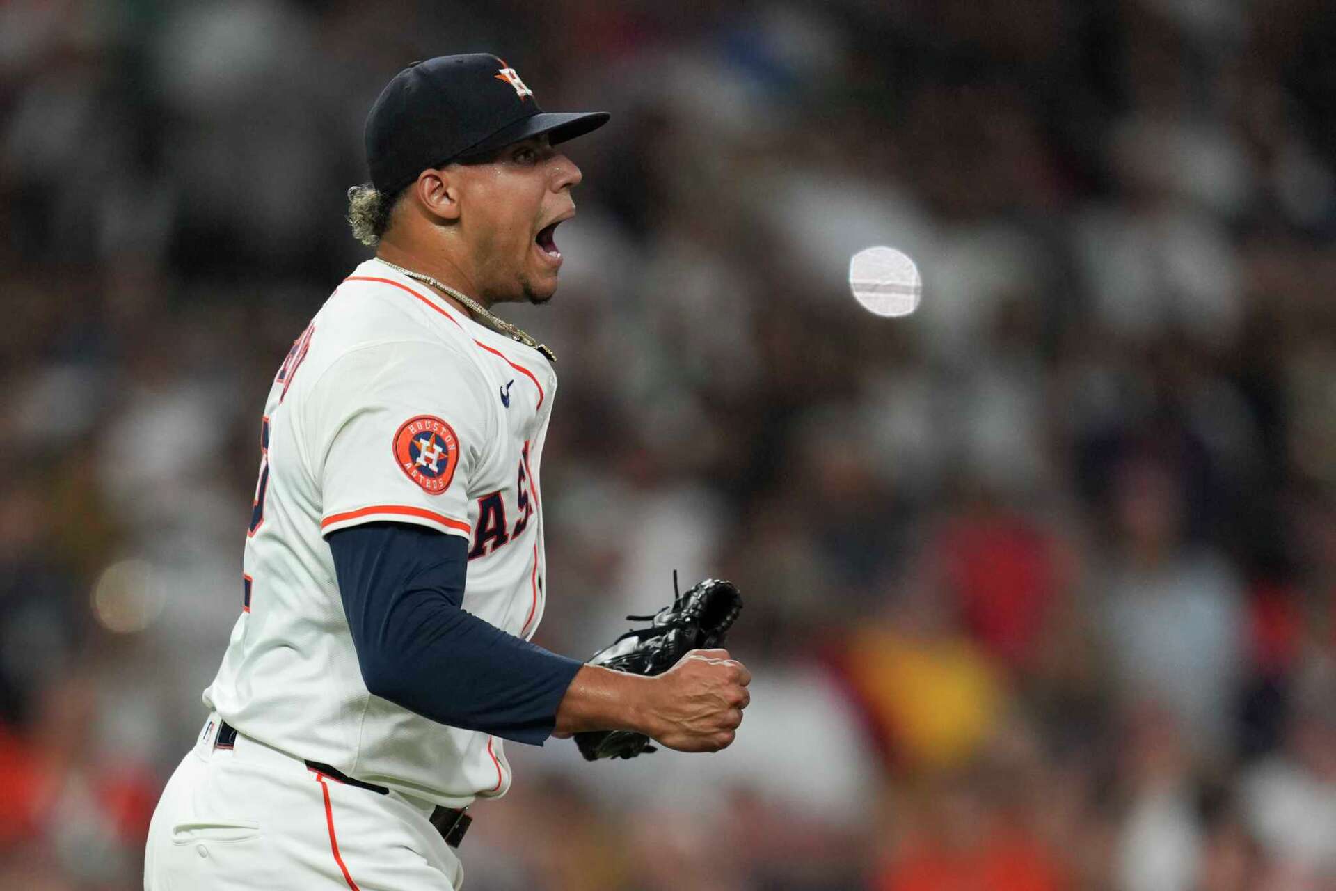 Astros pitchers' adjustments define a key win over Red Sox
