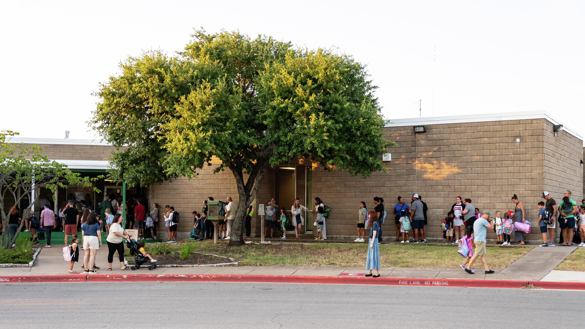 First day brings plenty of smiles at Round Rock's Deep Wood Elementary