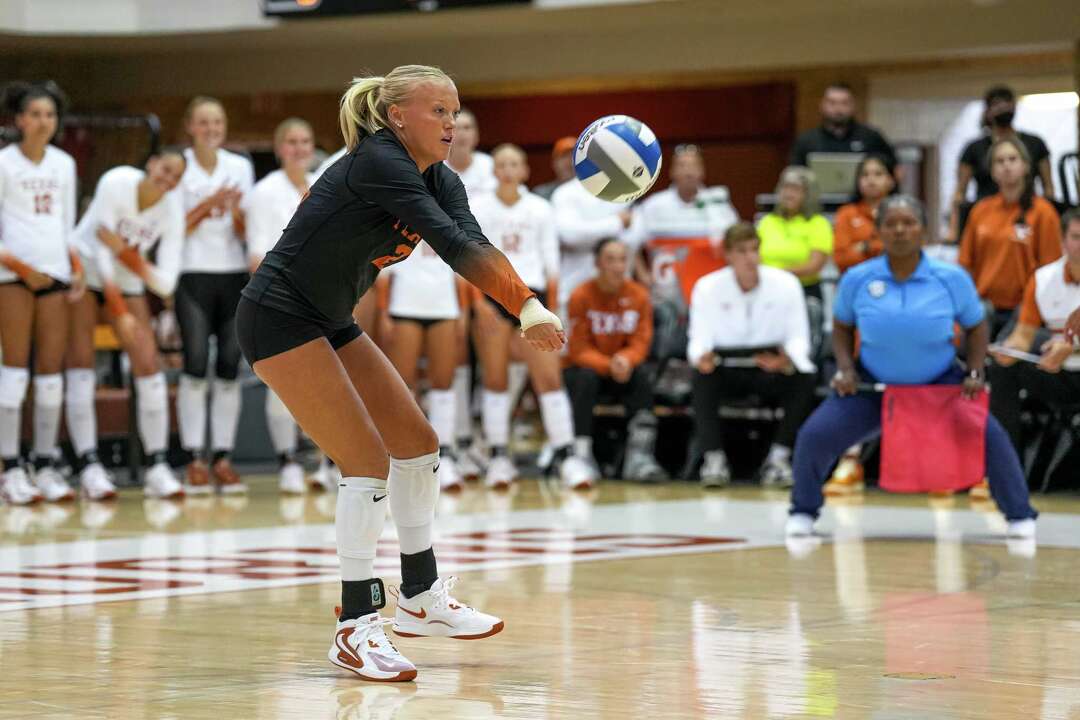 Jerritt Elliott: Texas volleyball coach fulfills goal at Moody Center