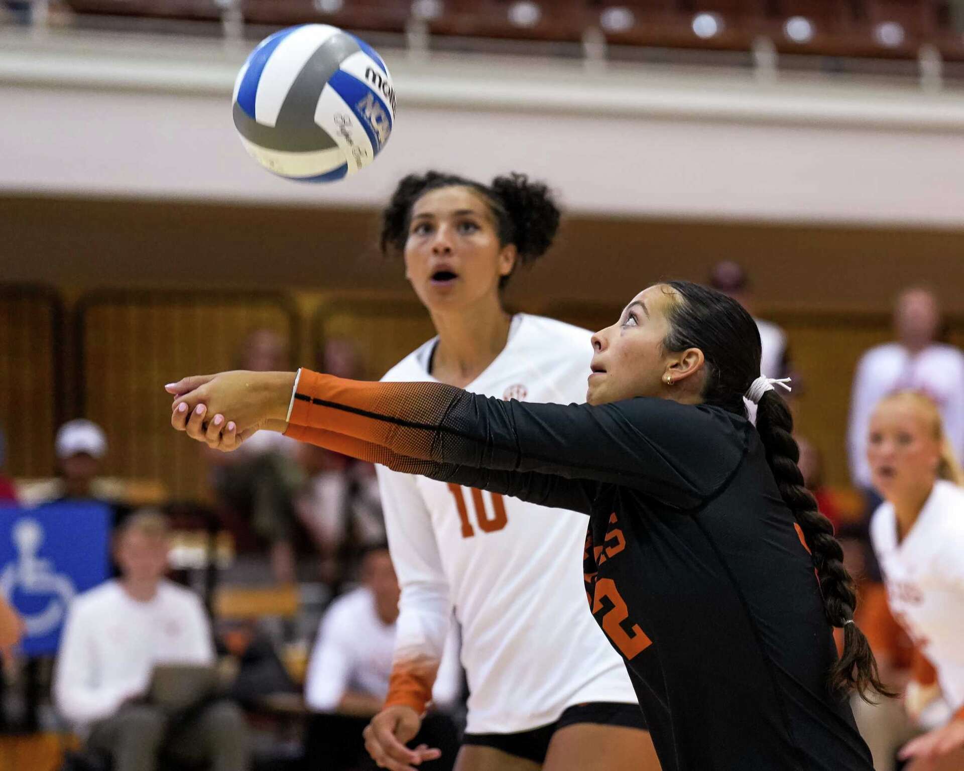 Cari Spears, Abby Vander Wal lead UT volleyball past No. 8 Wisconsin