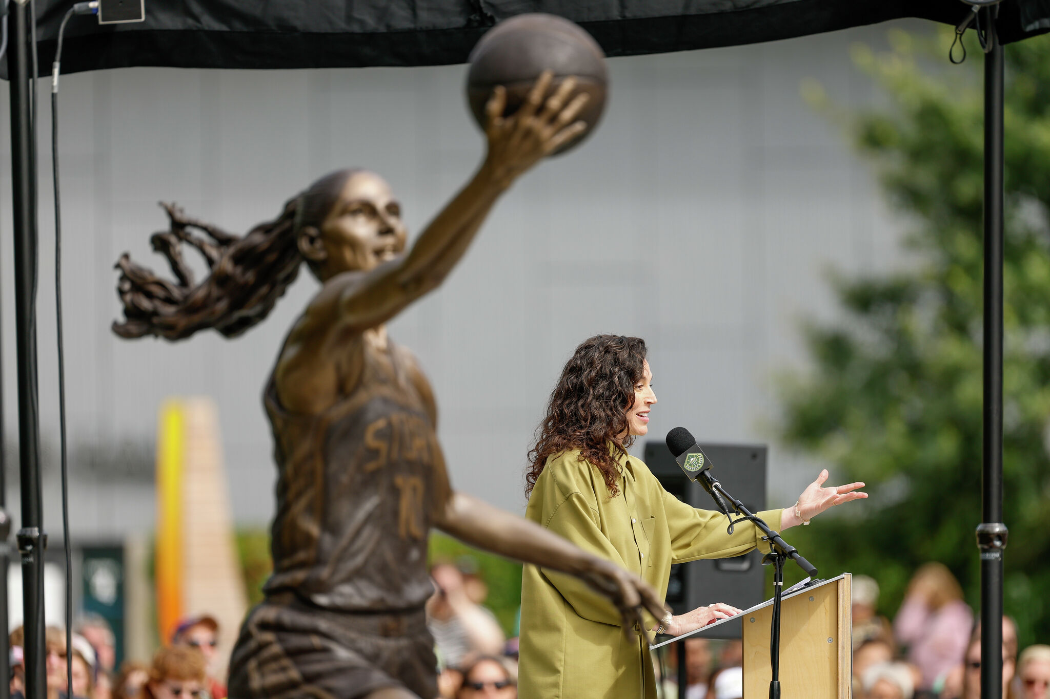 UConn's Sue Bird honored by Seatte Storm with statue