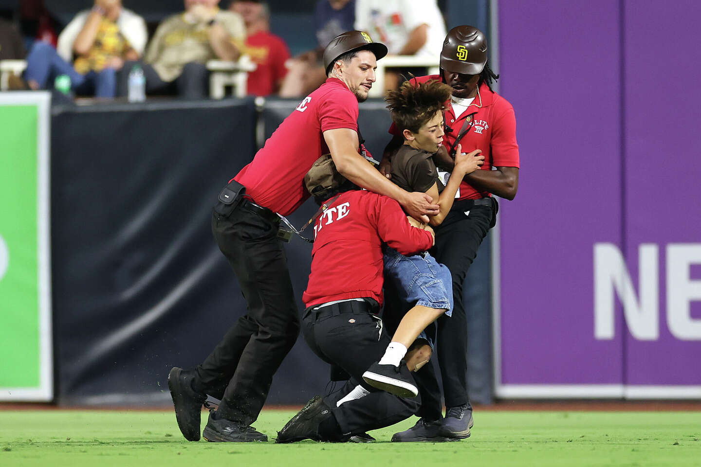 Security tackles child storming field at SF Giants-Padres game