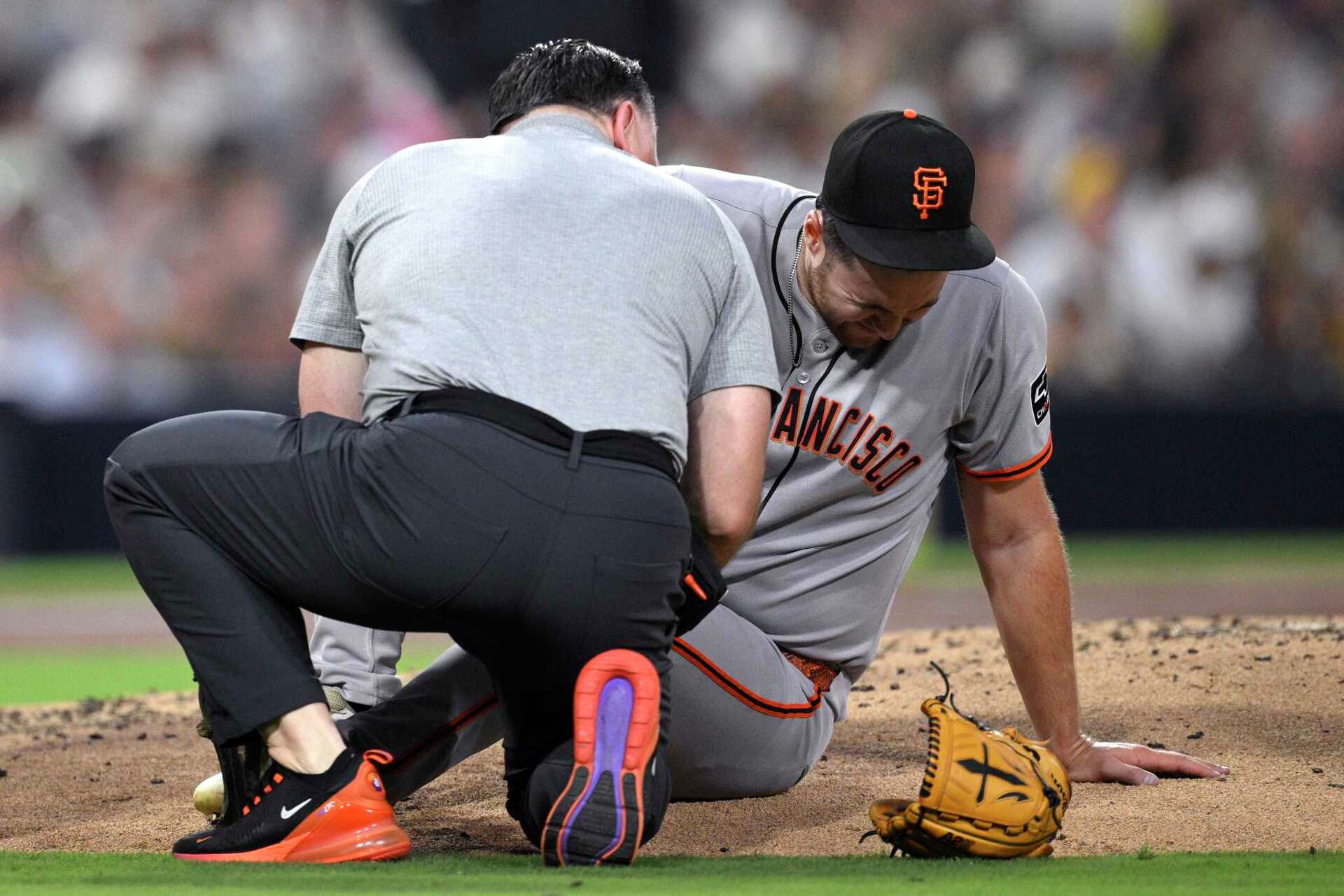 Giants suffer insult and injury as Roupp hurt early in loss to Padres