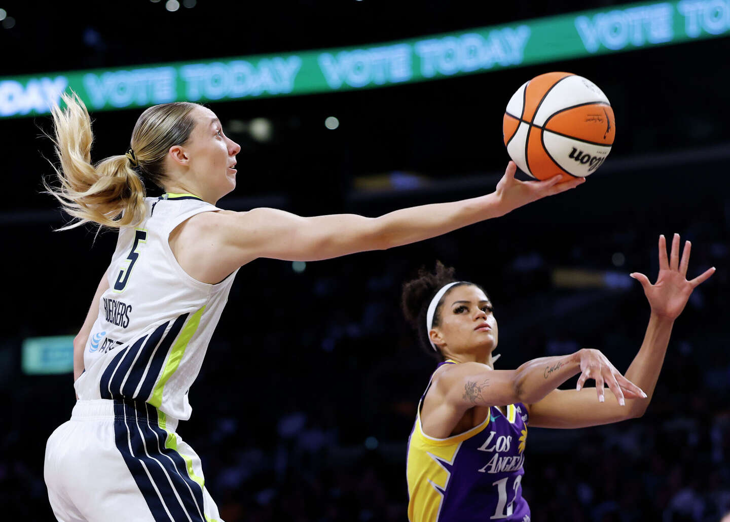 Paige Bueckers ties WNBA record with 44-point performance