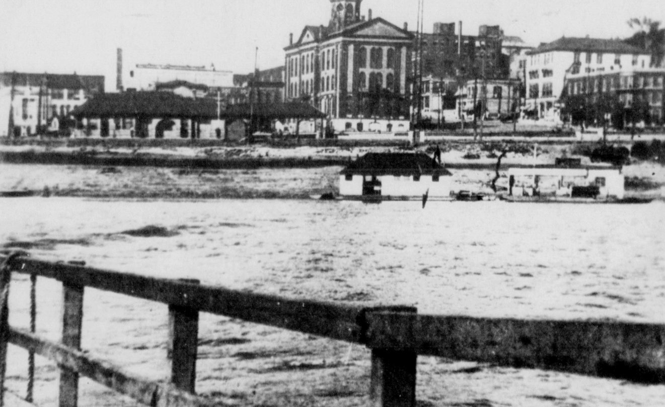 Alton riverfront 1920 photo shows City Hall, depot