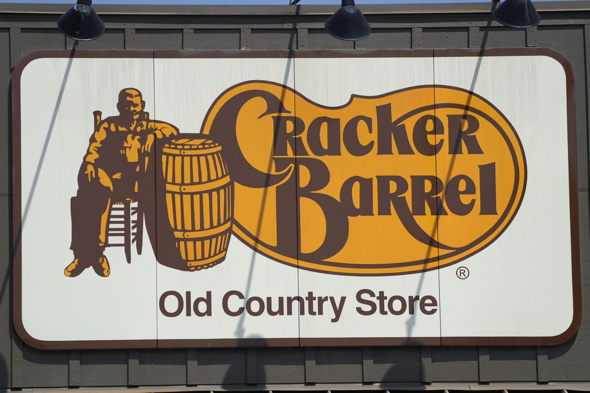 Cracker Barrel relents, says its old logo will return