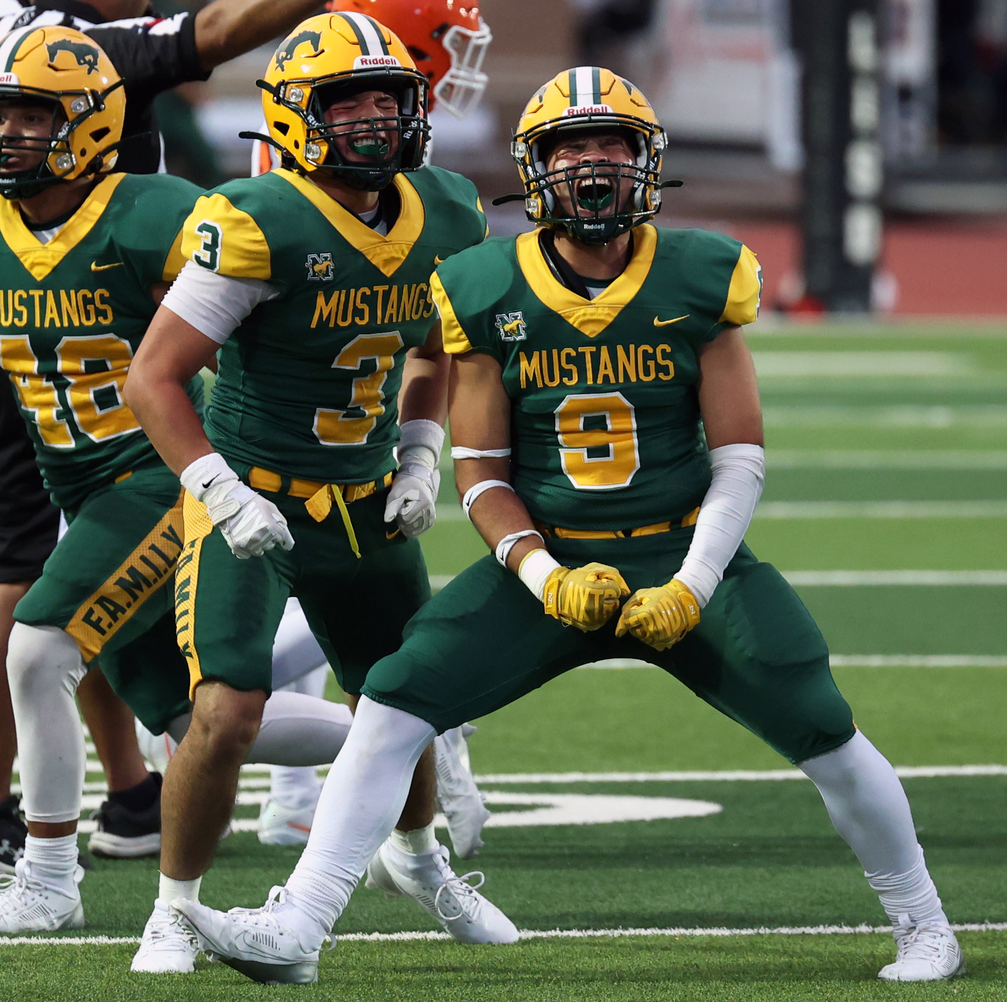 Photos: Cigarroa, Nixon, United football scrimmage at Shirley Field