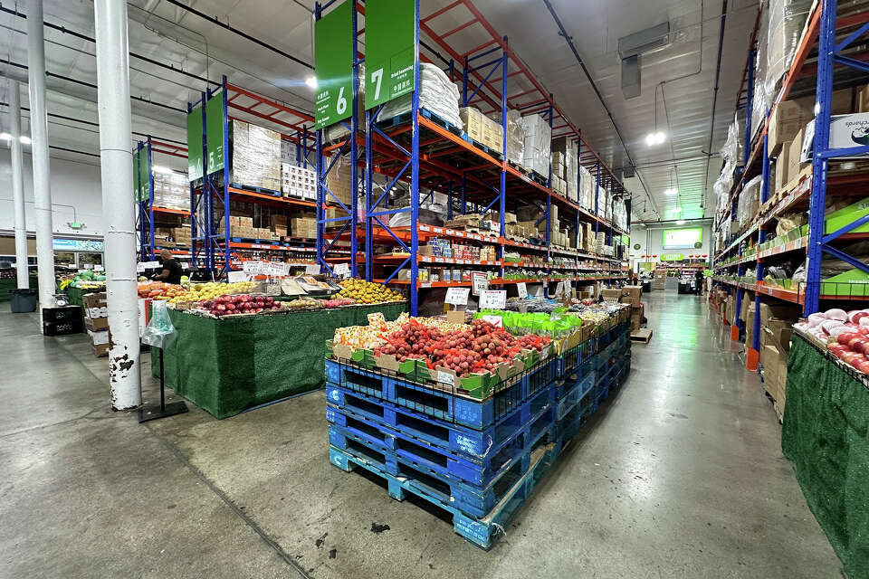 Upstart Costco rival turns an LA office building into a grocery store