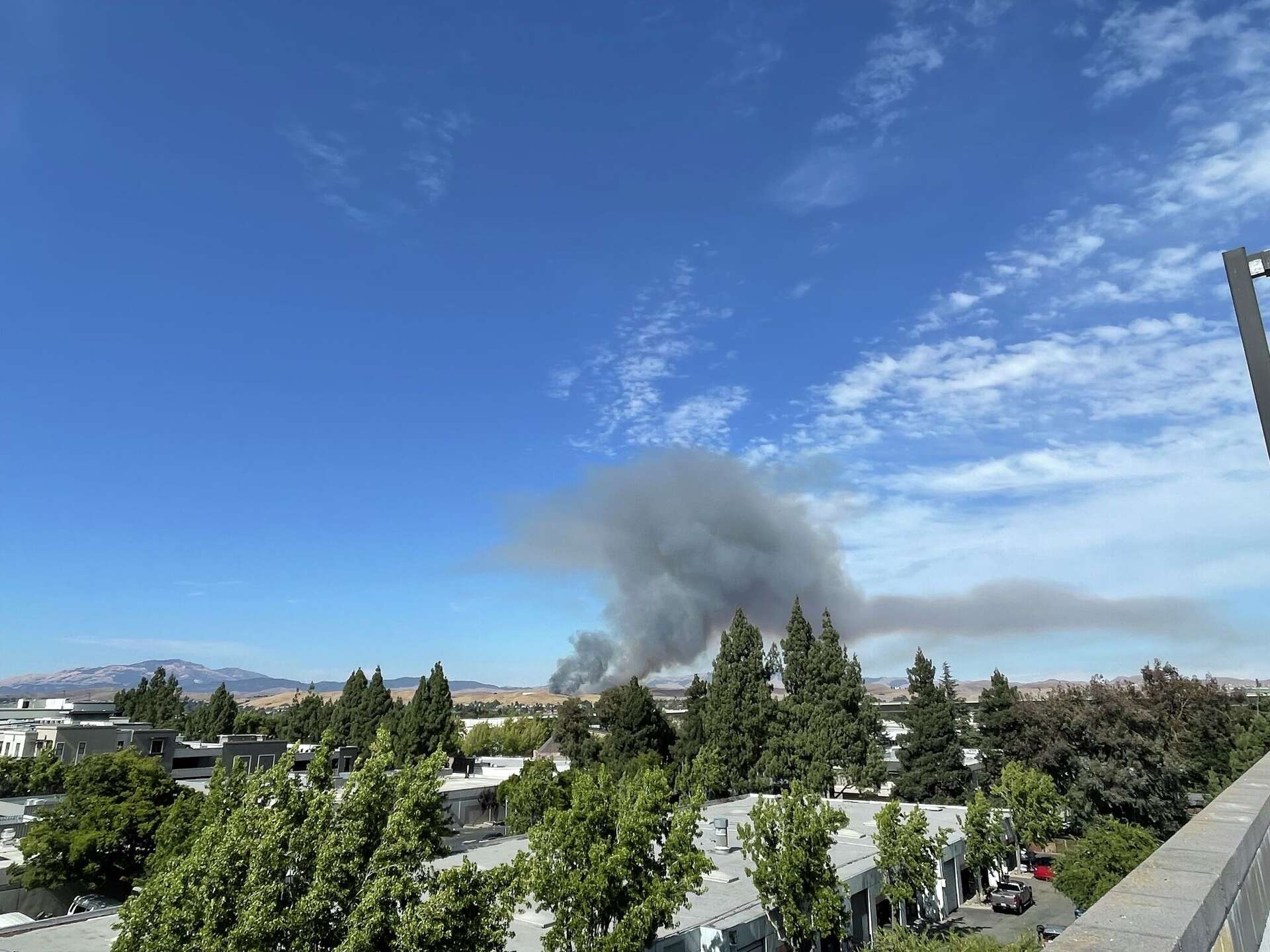 Fast-moving Parks Fire outside Dublin sends smoke across East Bay