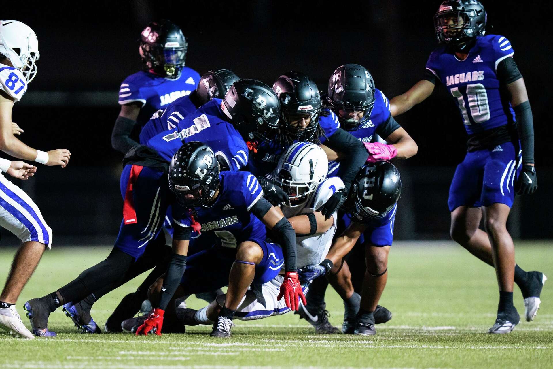 UIL football: Austin-area 2025 preview for top Class 4A teams, players