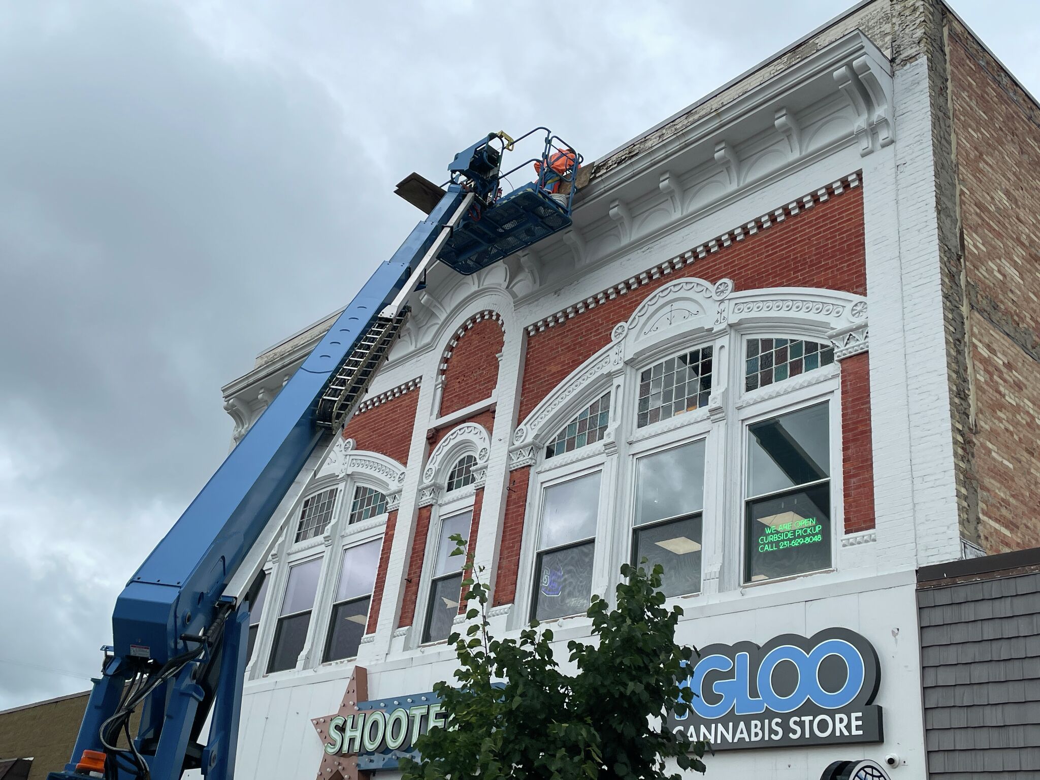 Masons in downtown Big Rapids Michigan work on Star Shooters building