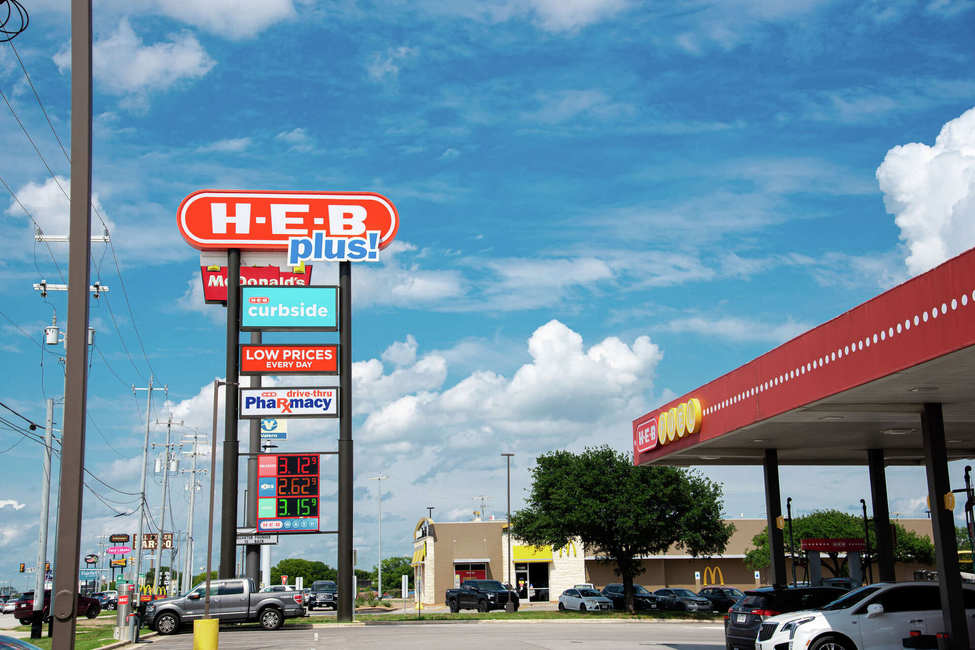 Texas grocer H‑E‑B expands EV chargers at San Antonio stores
