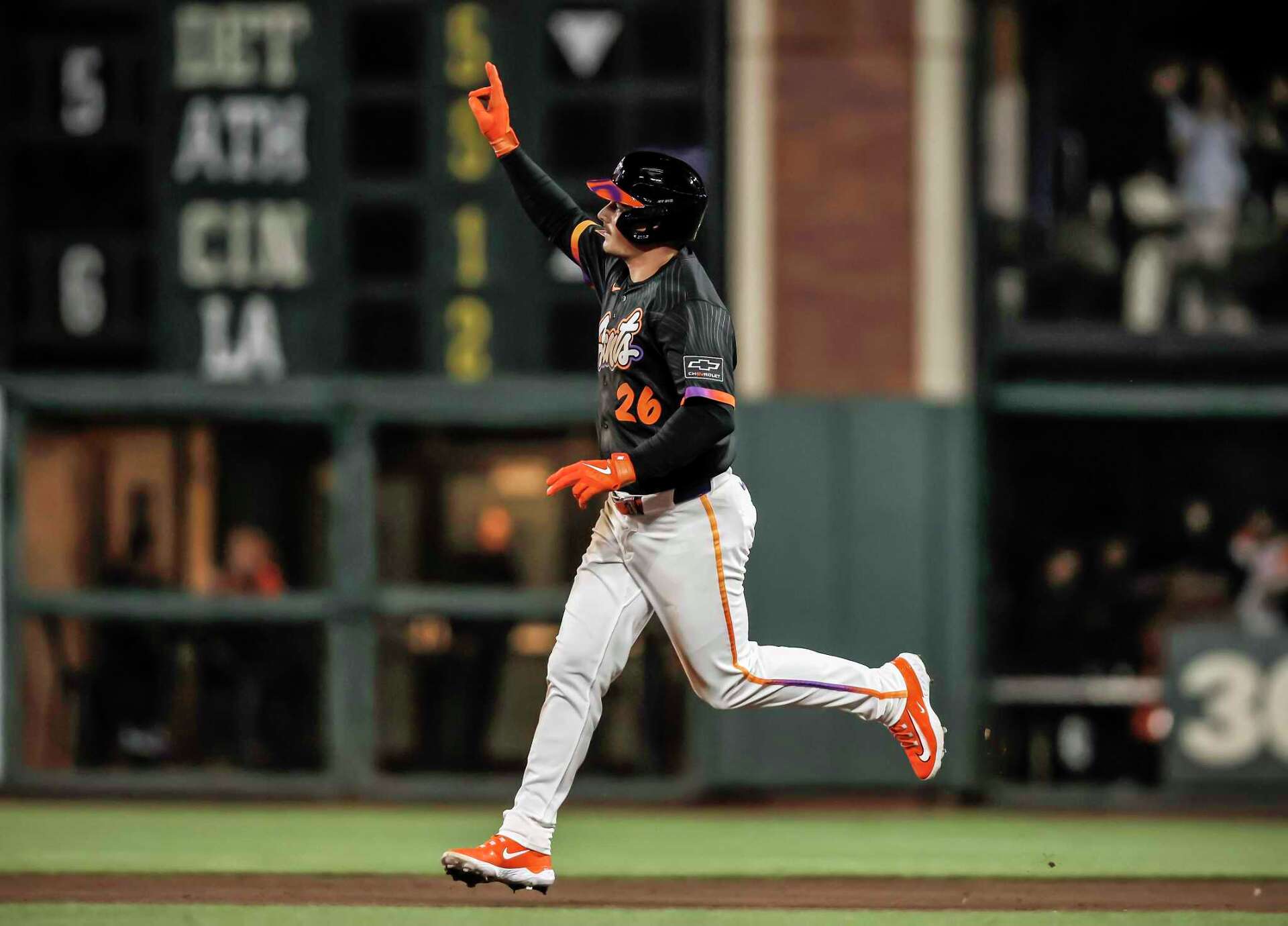 Giants beat Cubs as Chapman homers and Verlander notches 1st home win