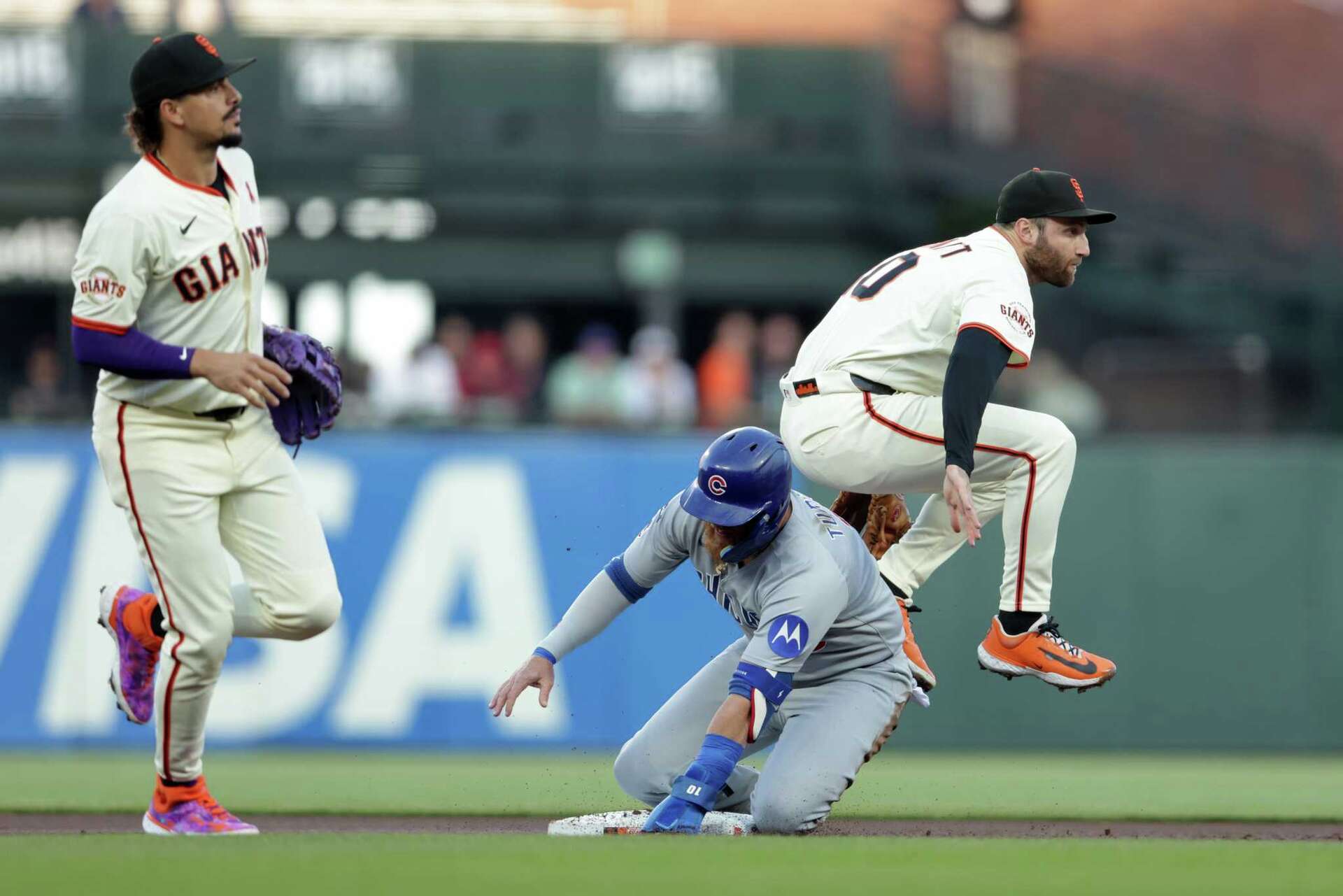 Giants blast Cubs behind Rafael Devers' 2 HRs, Matt Chapman's 200th