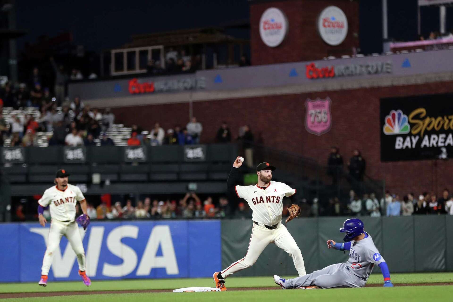 Giants blast Cubs behind Rafael Devers' 2 HRs, Matt Chapman's 200th
