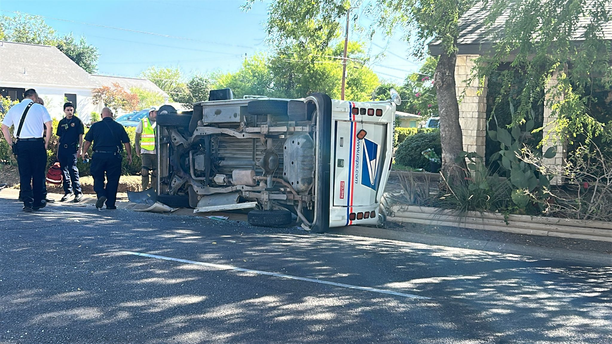 USPS mail truck involved in 2-vehicle crash in central Laredo