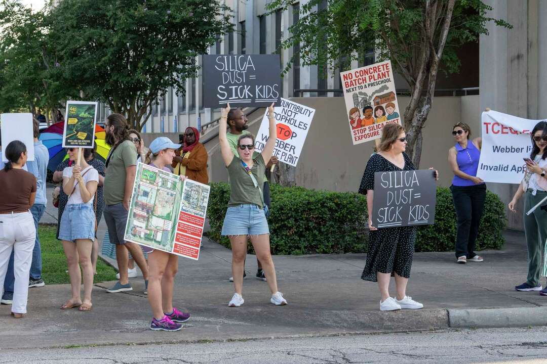 Houston parents fight concrete plant causing pollution near a school