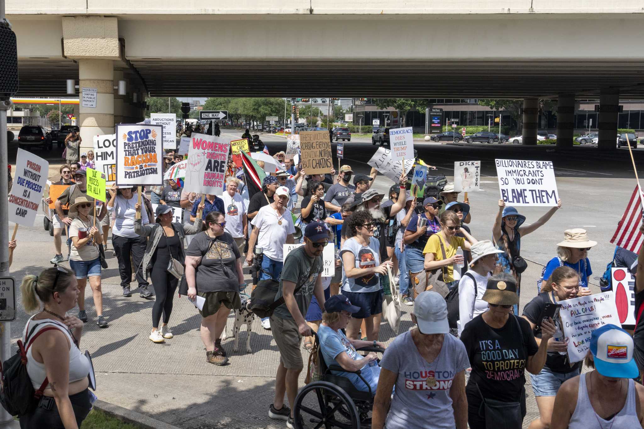 Hundreds walked from Galleria to Lamar HS in pro-democracy march