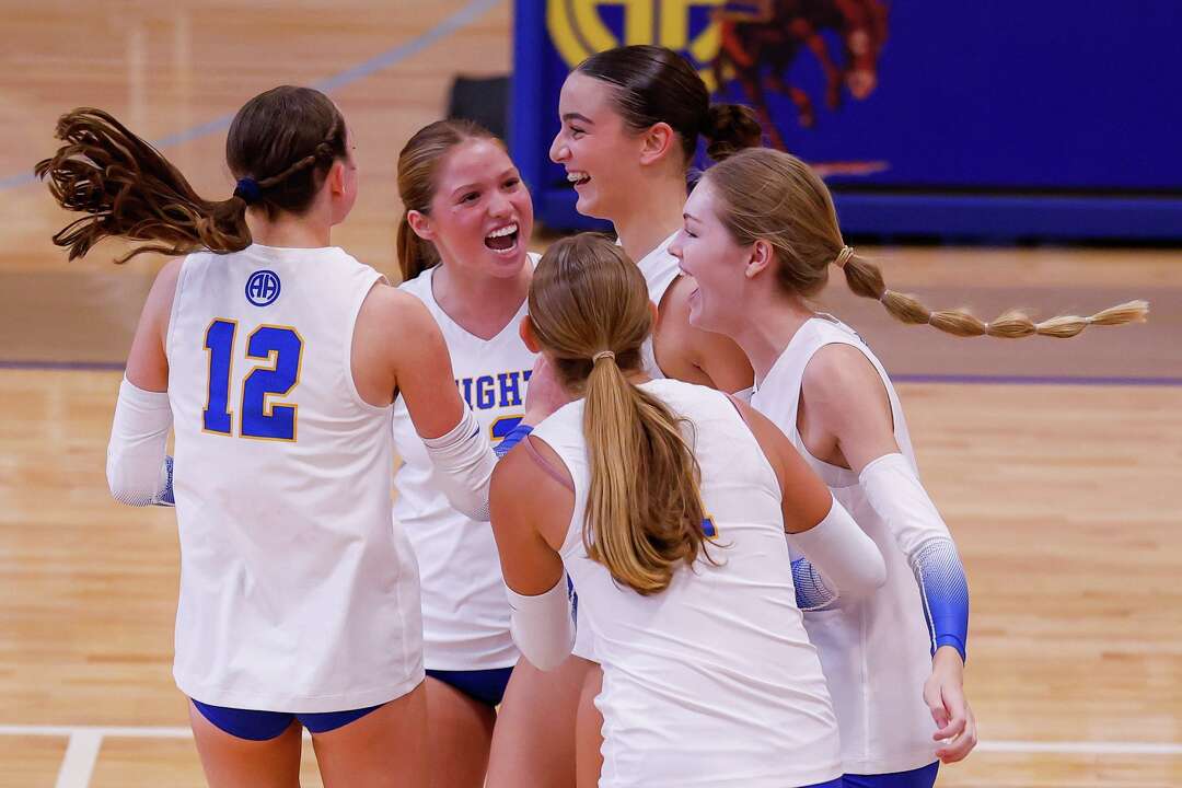 Alamo Heights volleyball takes down Veterans Memorial in 26-5A play