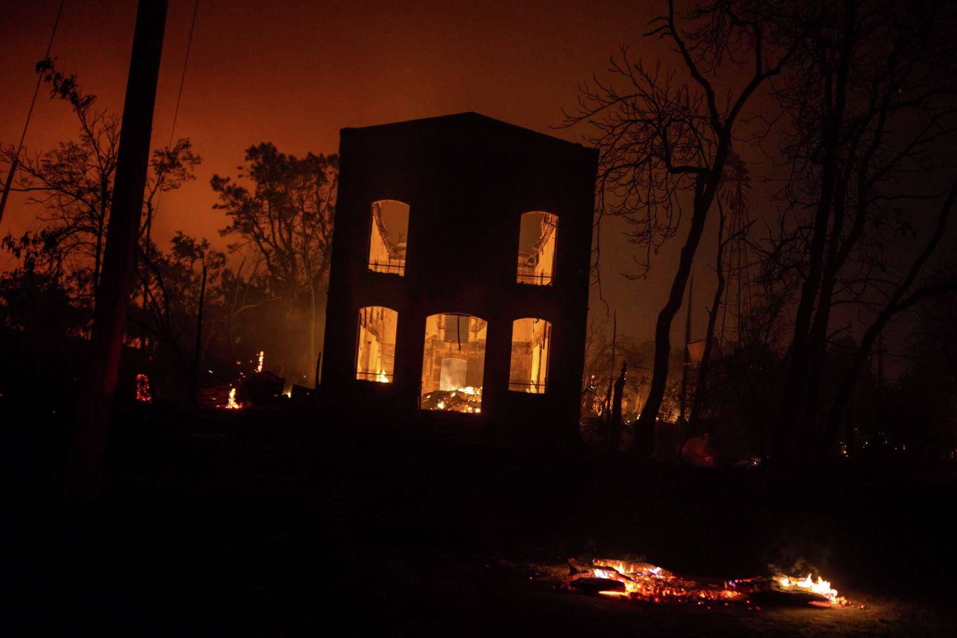 California wildfires burn buildings in Tuolumne County