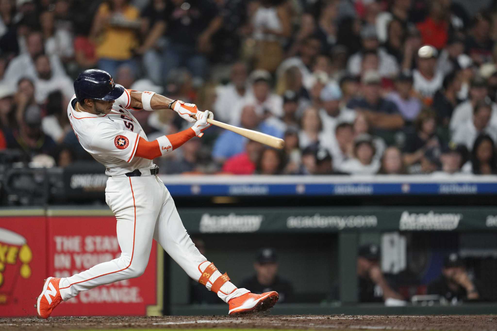Astros storm back, then hold on for win over Yankees
