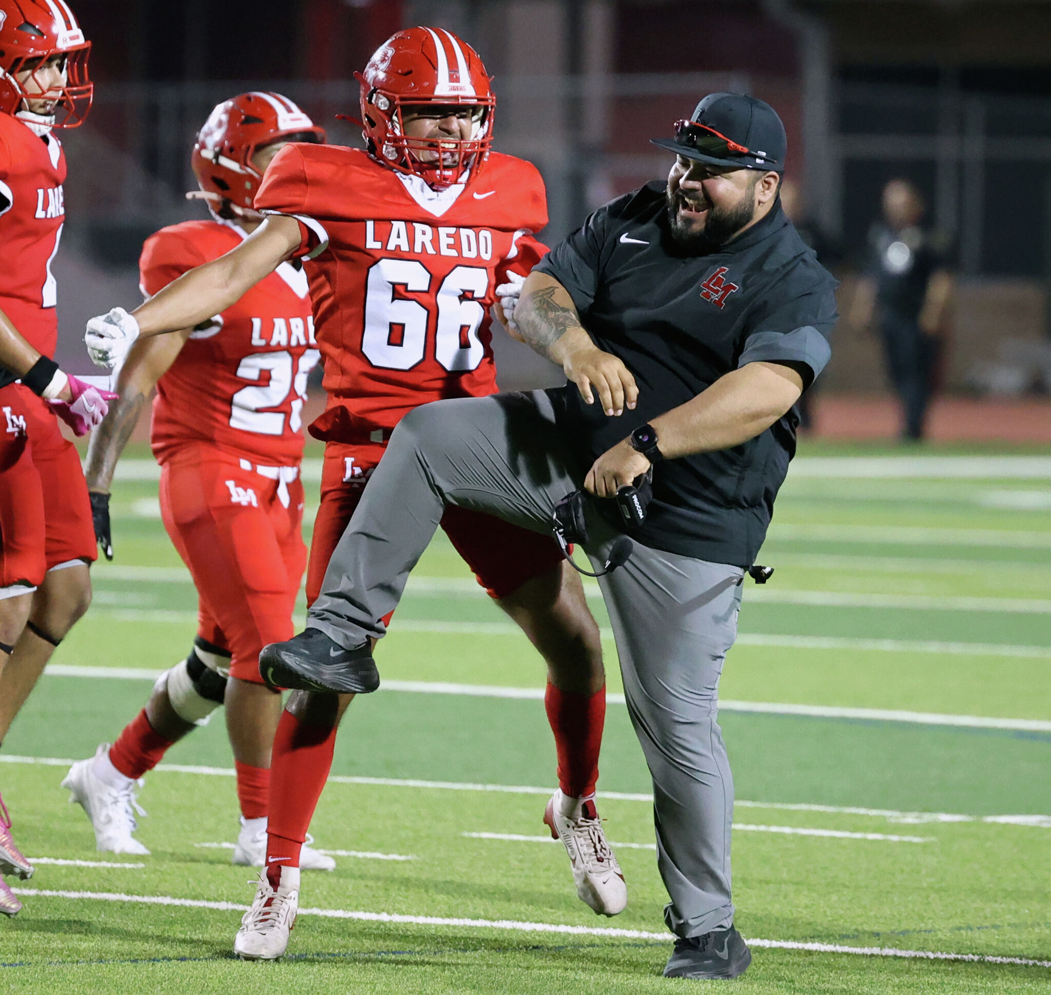 Photos: Martin survives late scare by Zapata