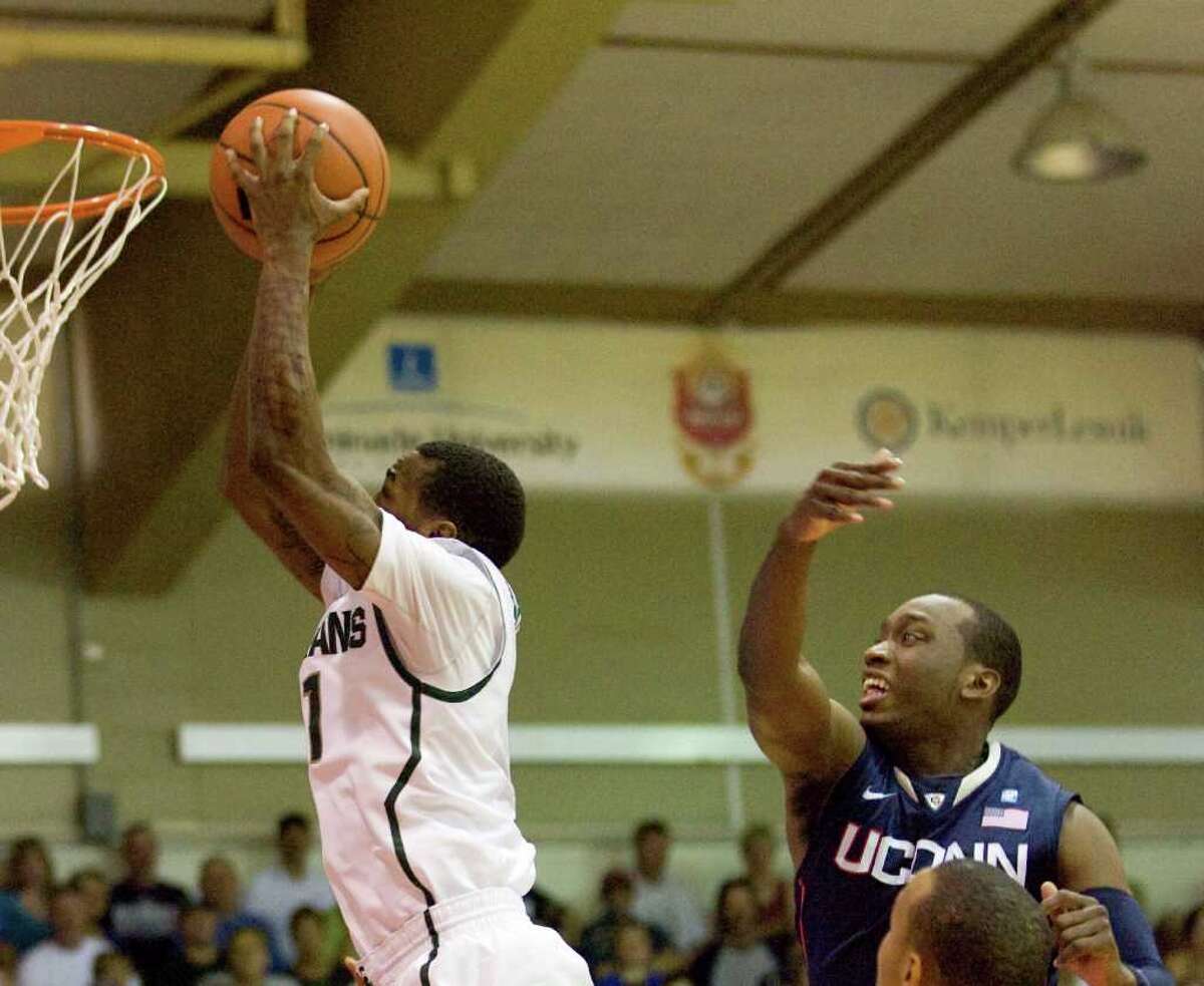Maui Invitational: UConn upsets Michigan State