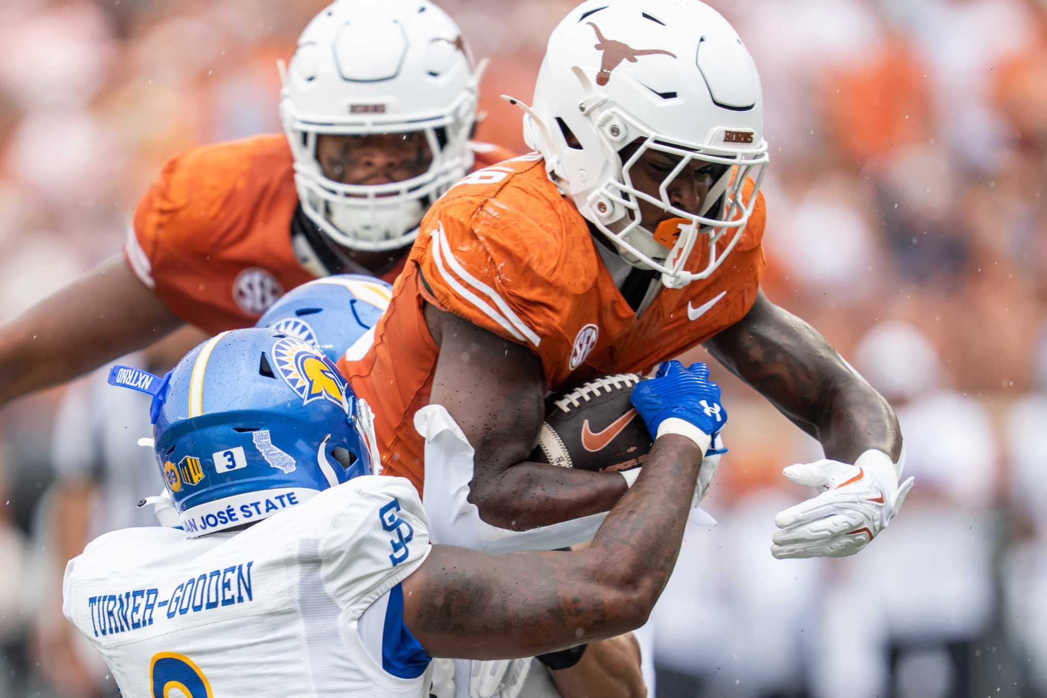 Longhorns RB CJ Baxter leaves game with apparent injury vs UTEP