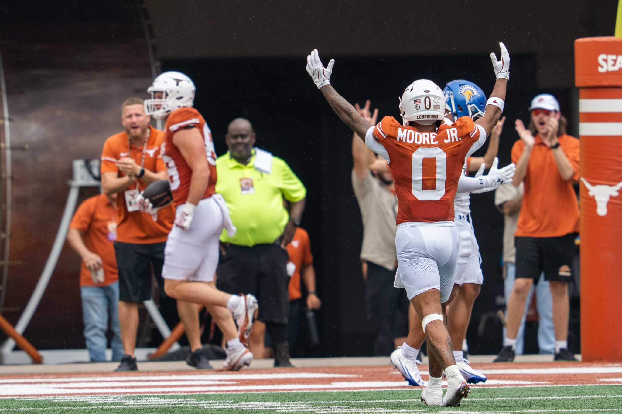 Texas vs San Jose State: DeAndre Moore Jr. leaves game with injury