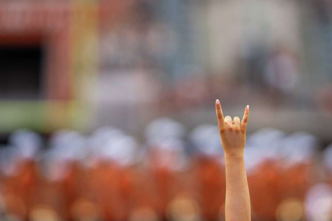 Quintrevion Wisner out for Texas football clash vs San Jose State