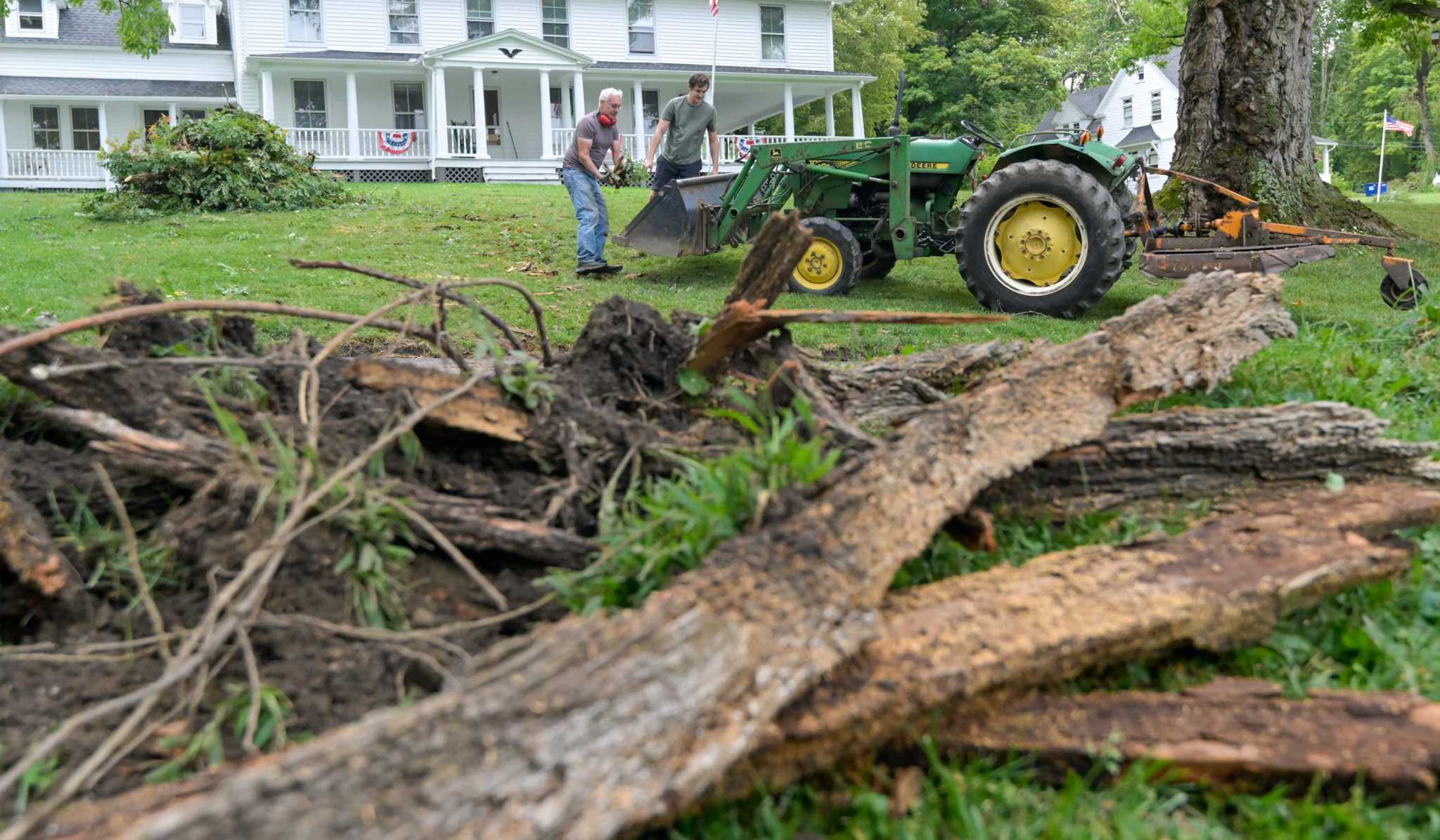 Connecticut power outages still in the hundreds one day after storms