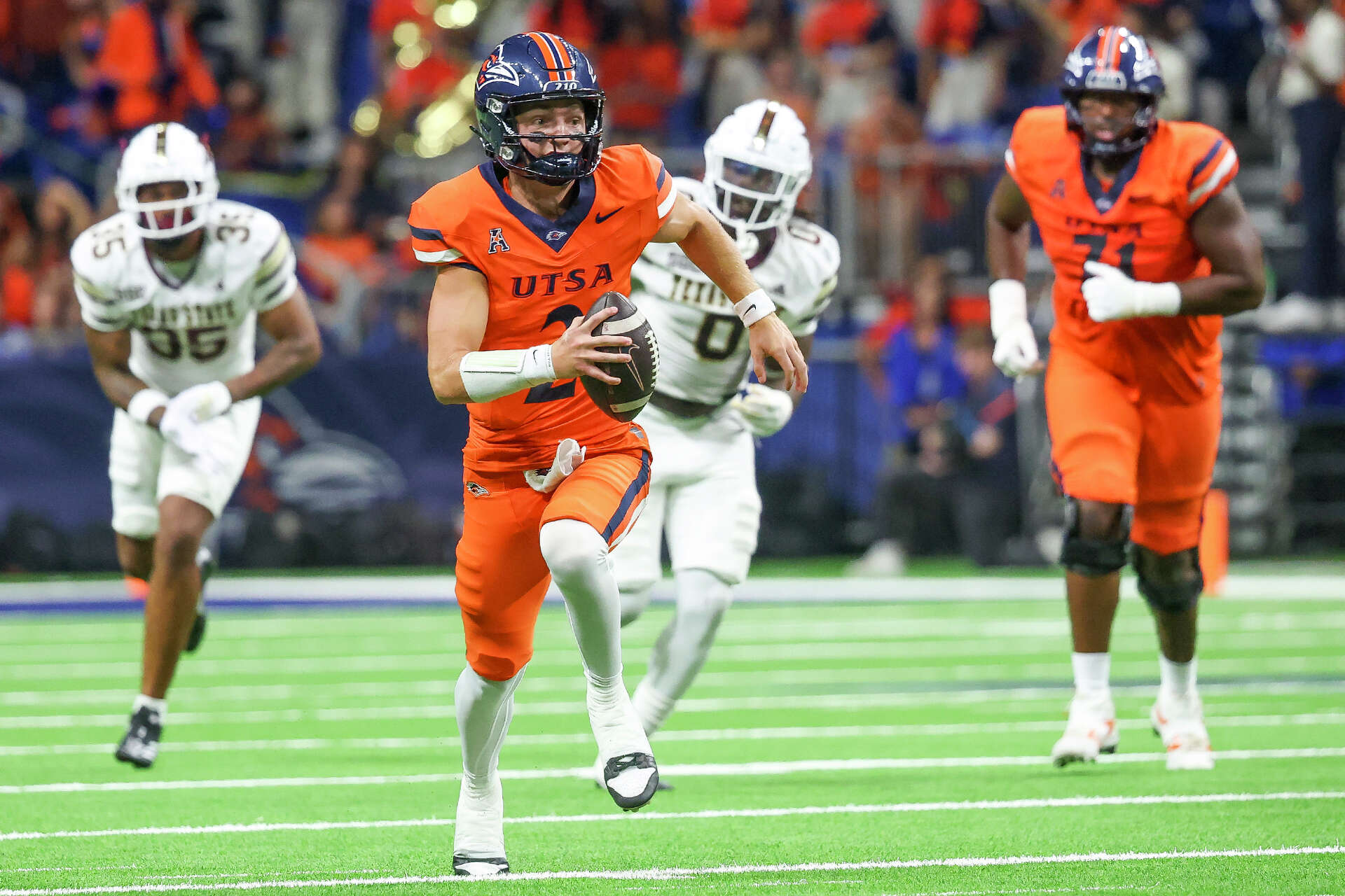 Owen McCown, UTSA look to improve passing game against Temple