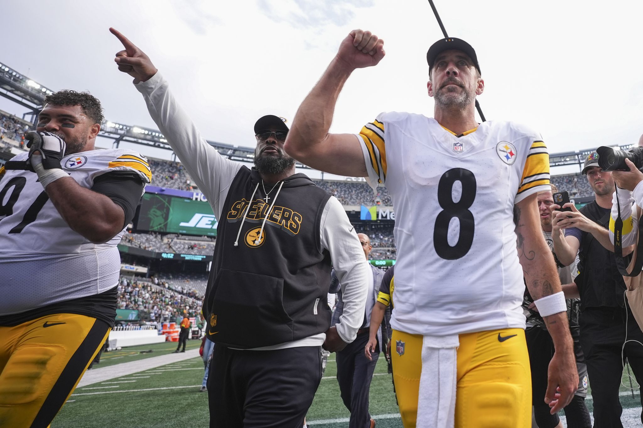 Aaron Rodgers showed he has plenty left to help the Steelers