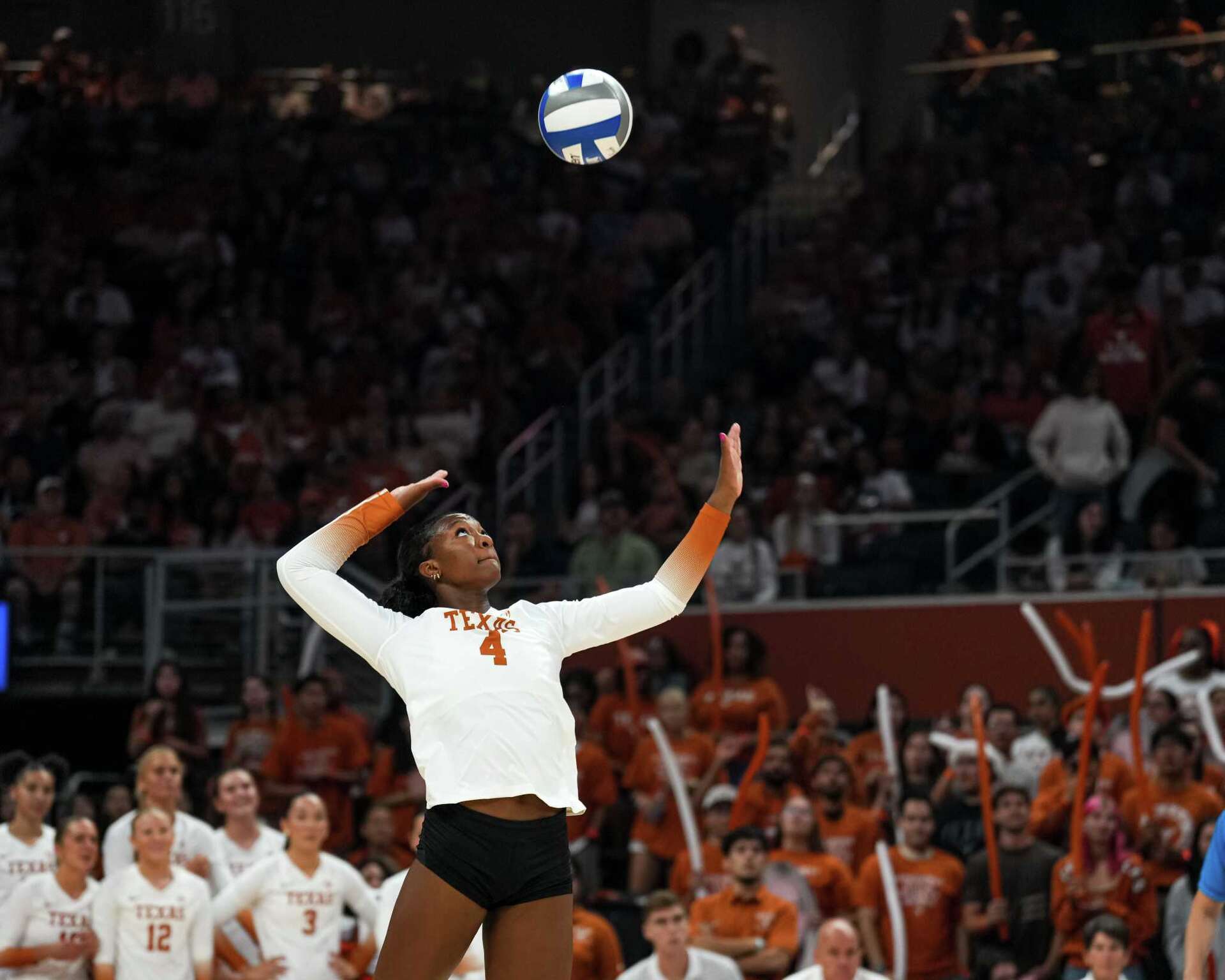 Cari Spears, Emma Halter secure Texas volleyball win over ASU