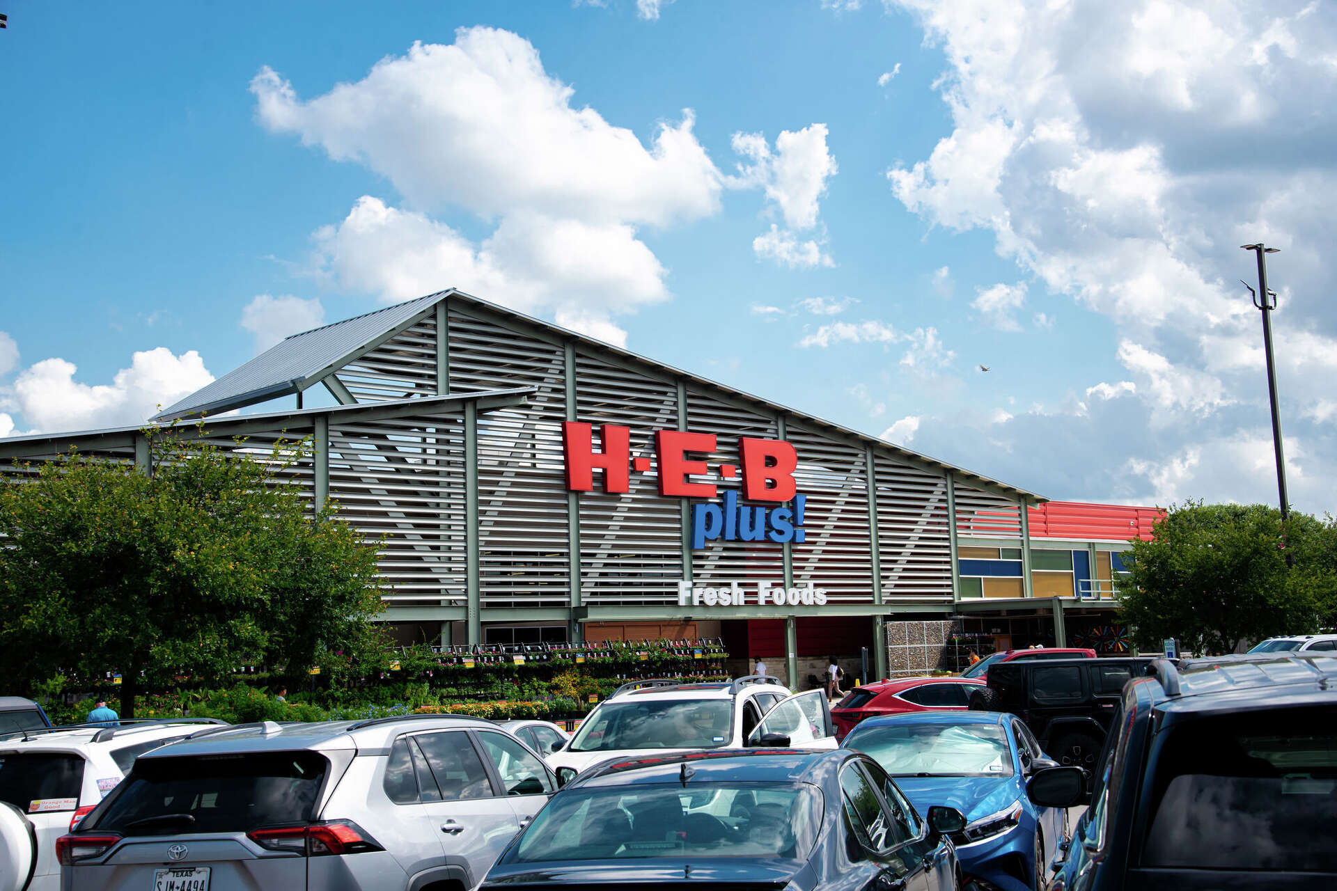H-E-B unveils new pet policy signs at Texas stores
