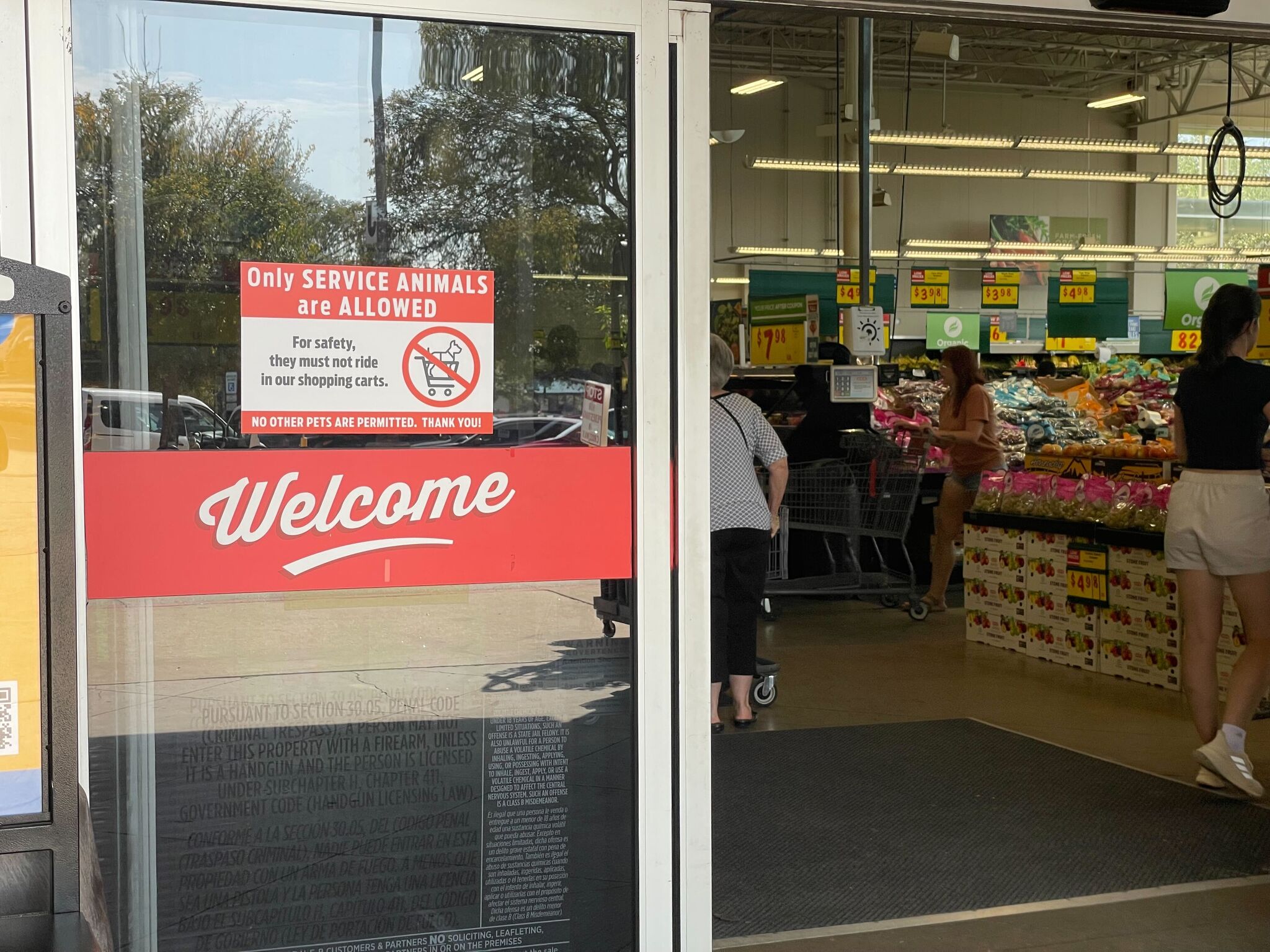 H-E-B unveils new pet policy signs at Texas stores