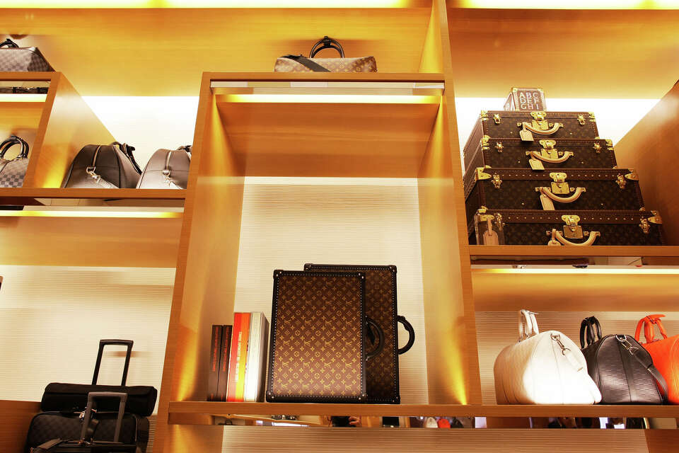 Camera shows man in wig rob Texas Louis Vuitton store