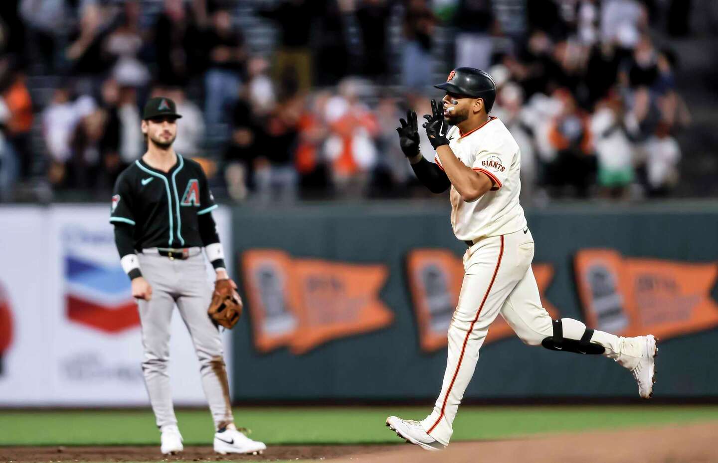 Giants flex on Arizona, smack 5 HRs and gain ground in wild-card race