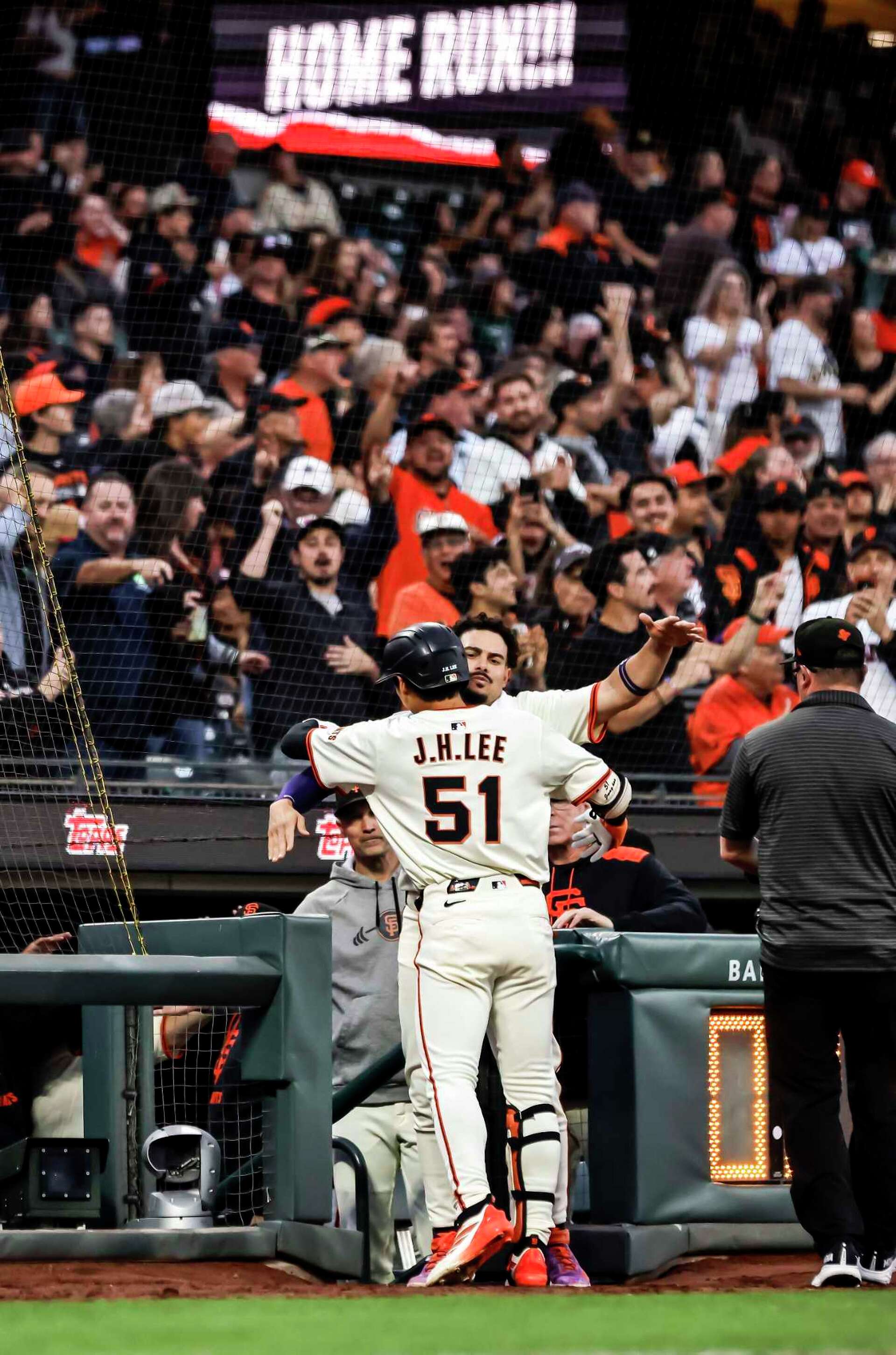 Giants flex on Arizona, smack 5 HRs and gain ground in wild-card race
