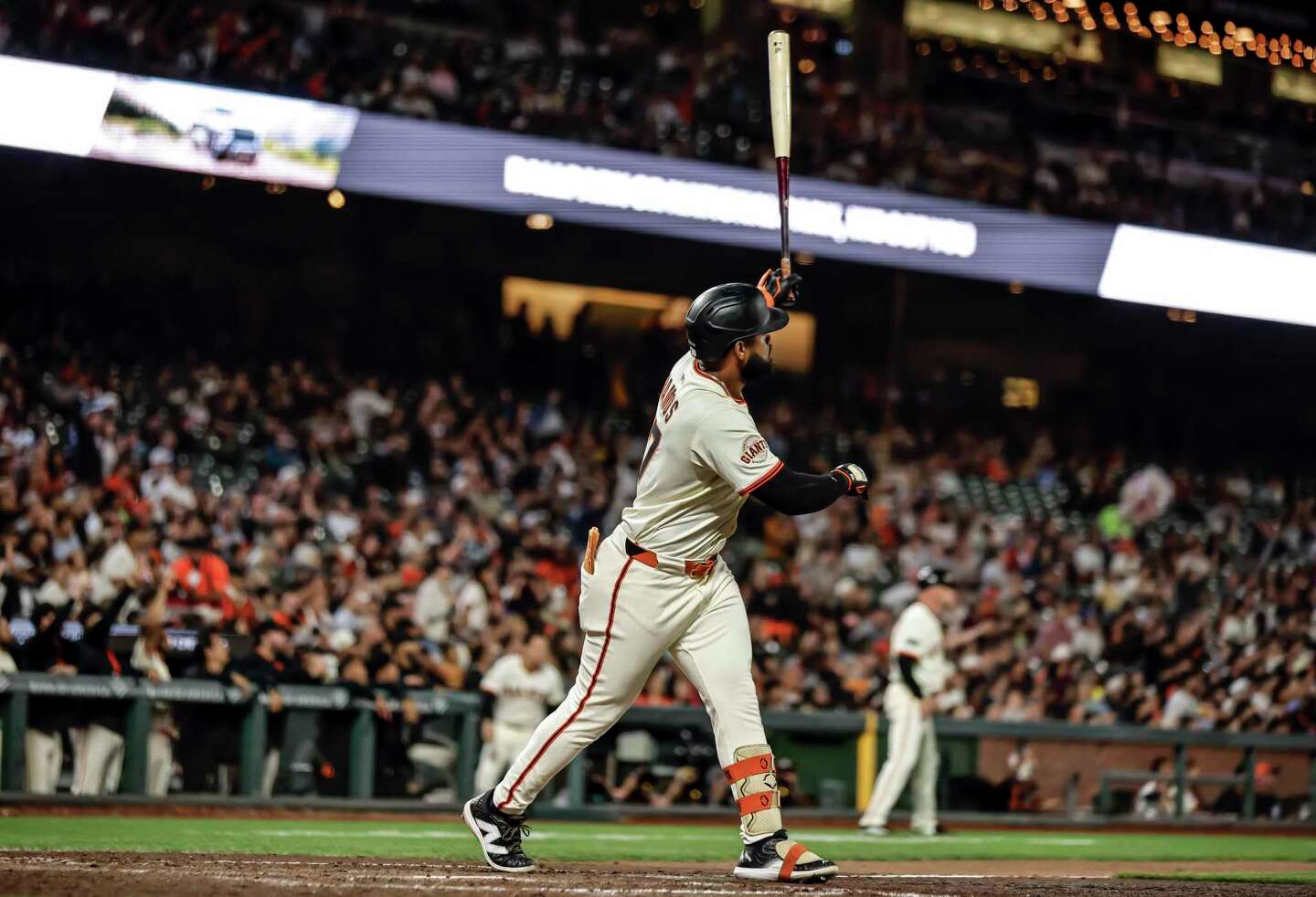 Giants flex on Arizona, smack 5 HRs and gain ground in wild-card race