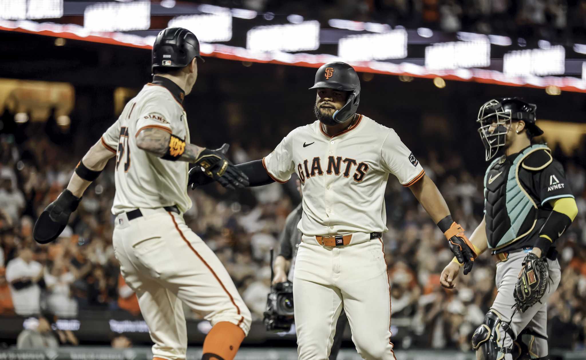 Giants flex on Arizona, smack 5 HRs and gain ground in wild-card race