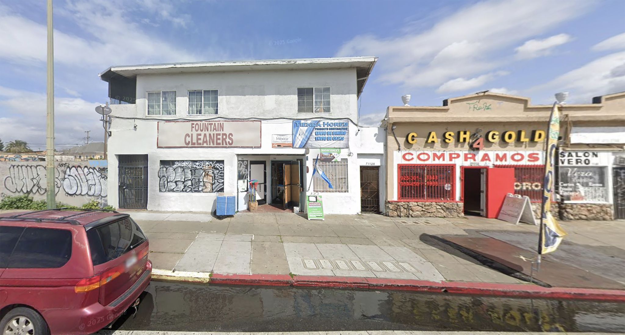 Two dead, four injured after 'major gun battle' in Oakland pawn shop