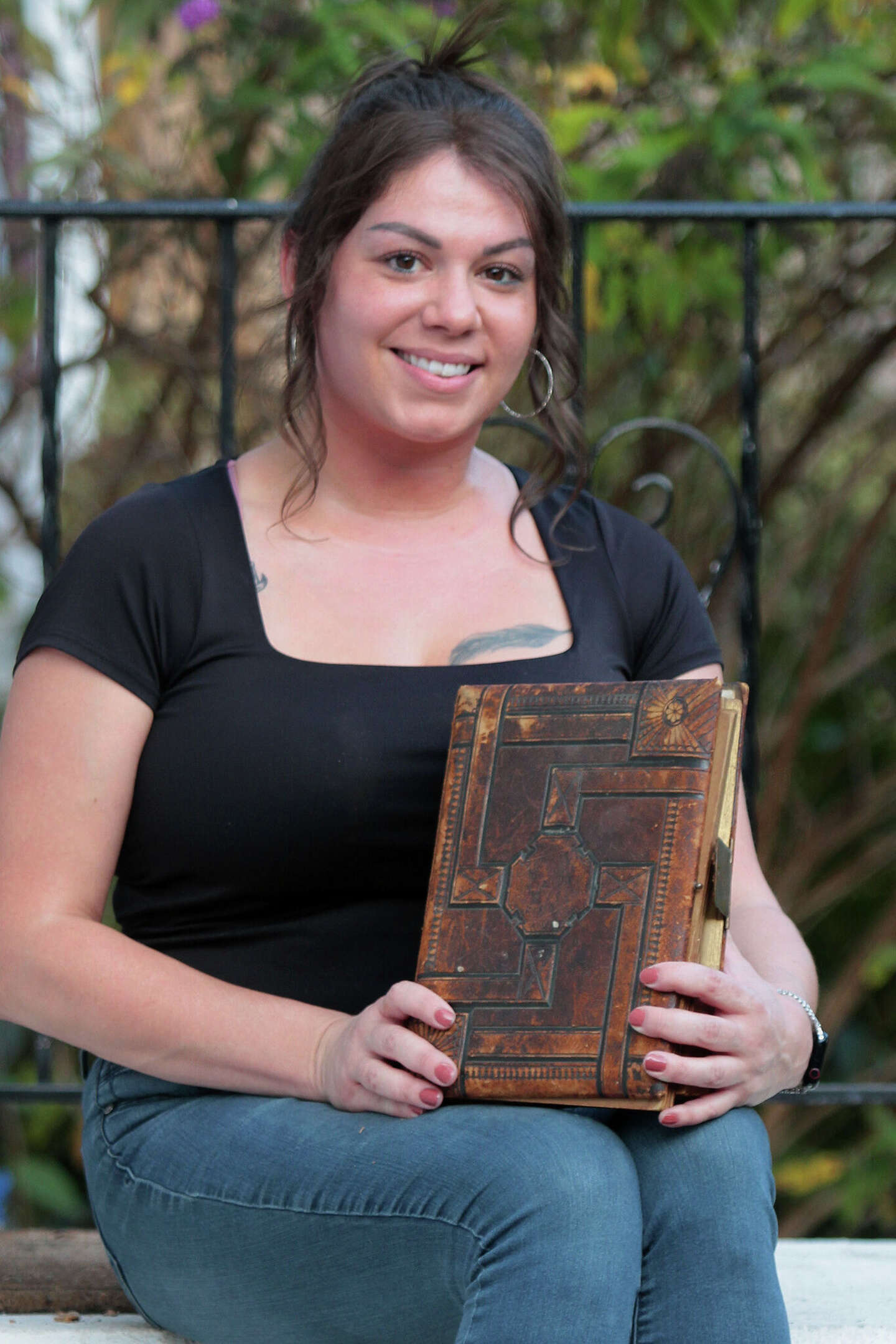 Meriden woman finds photo album tied to Timothy Hutton's family