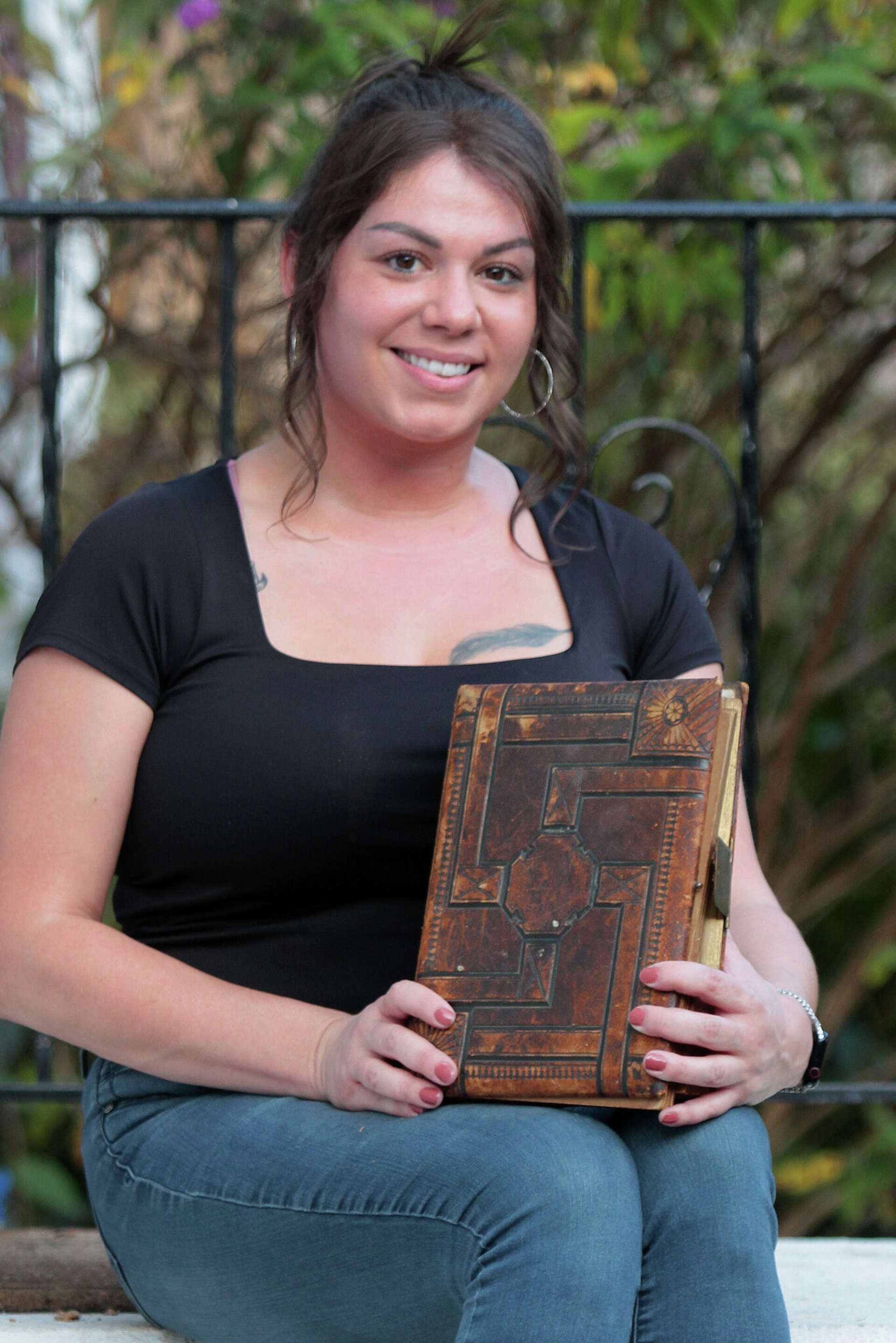Meriden woman finds photo album tied to Timothy Hutton's family